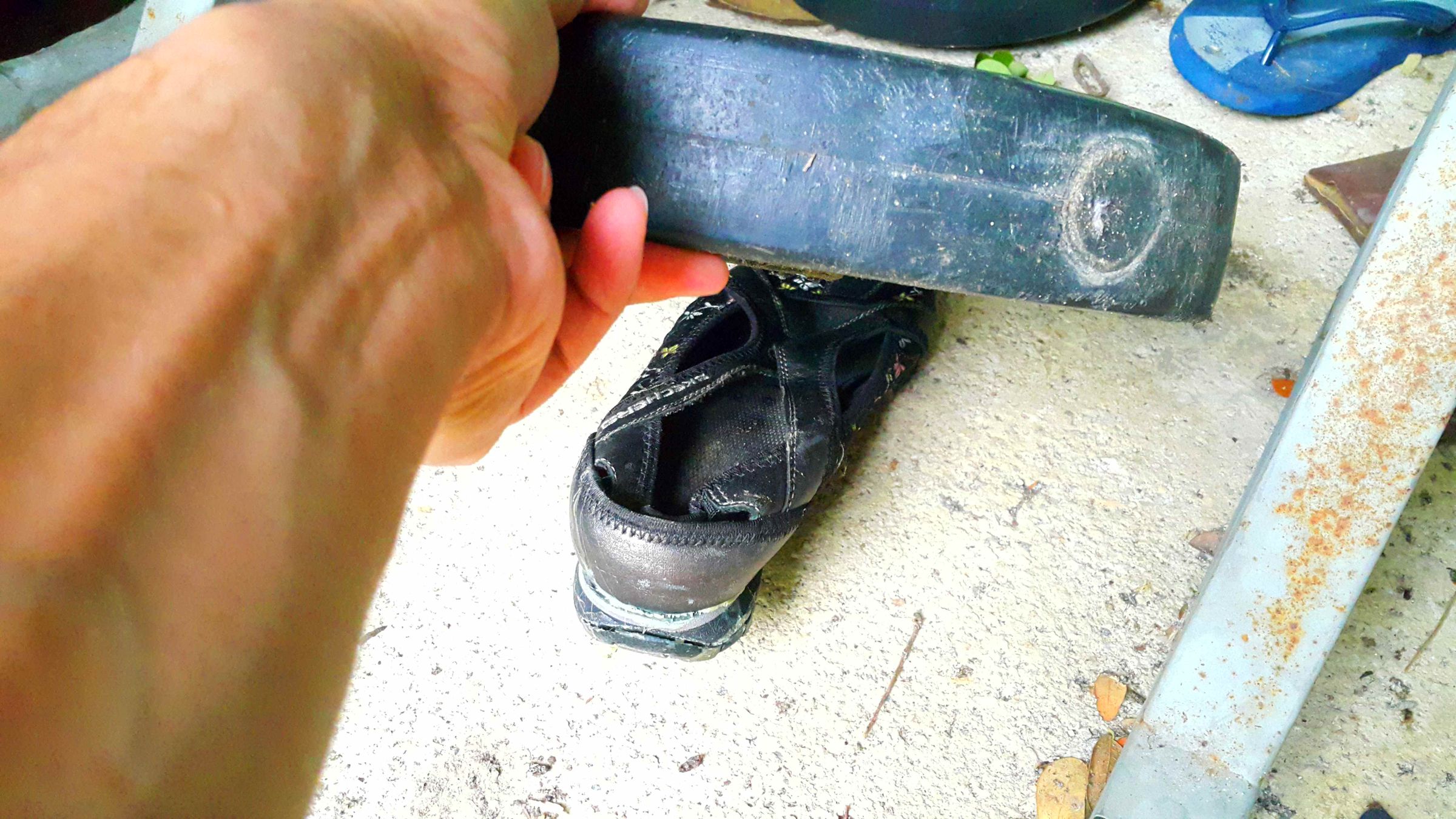Sticking Back a Shoe Sole. : 4 Steps (with Pictures) - Instructables