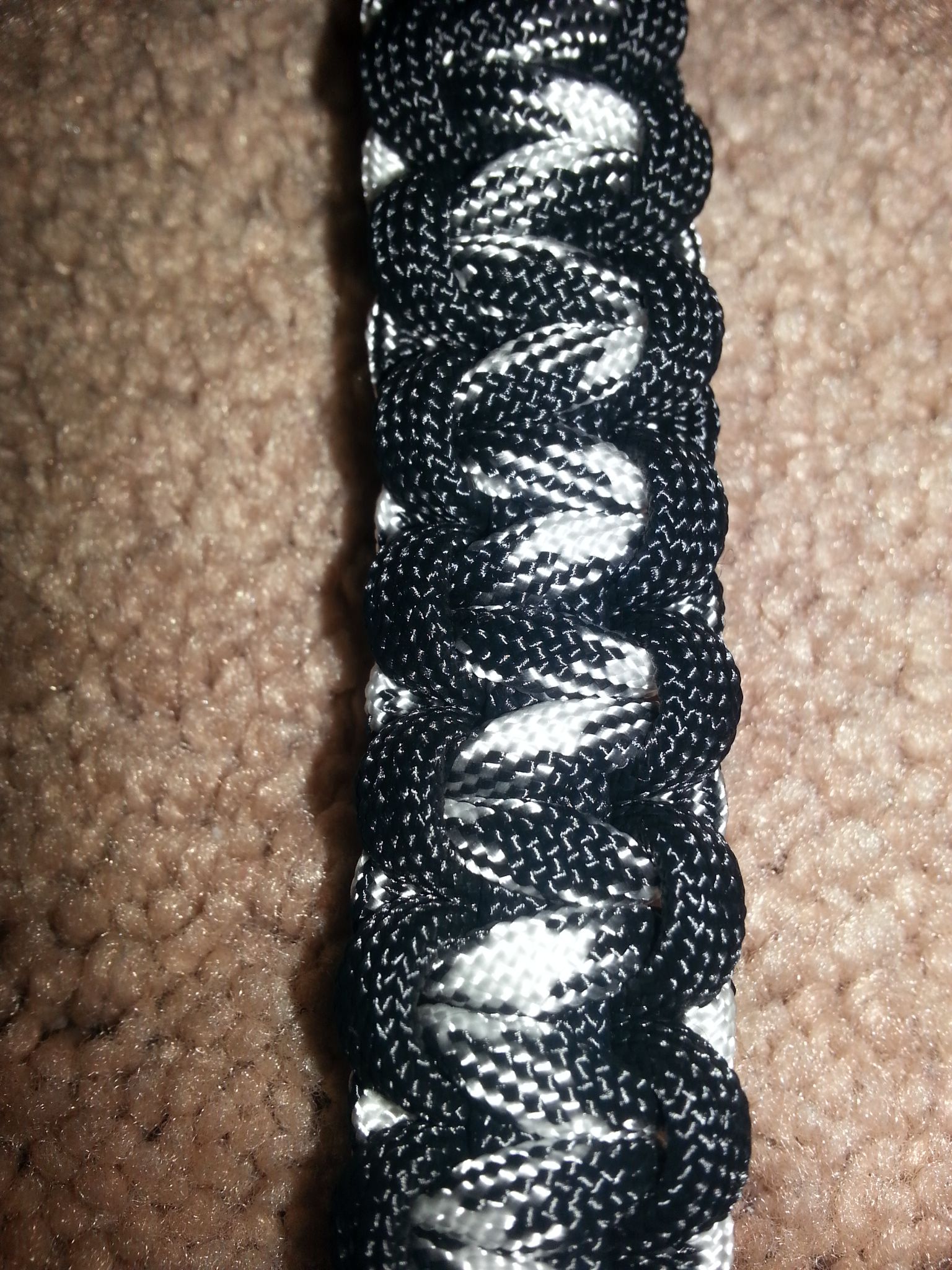 Easy Two Color Paracord Bracelet : 7 Steps - Instructables