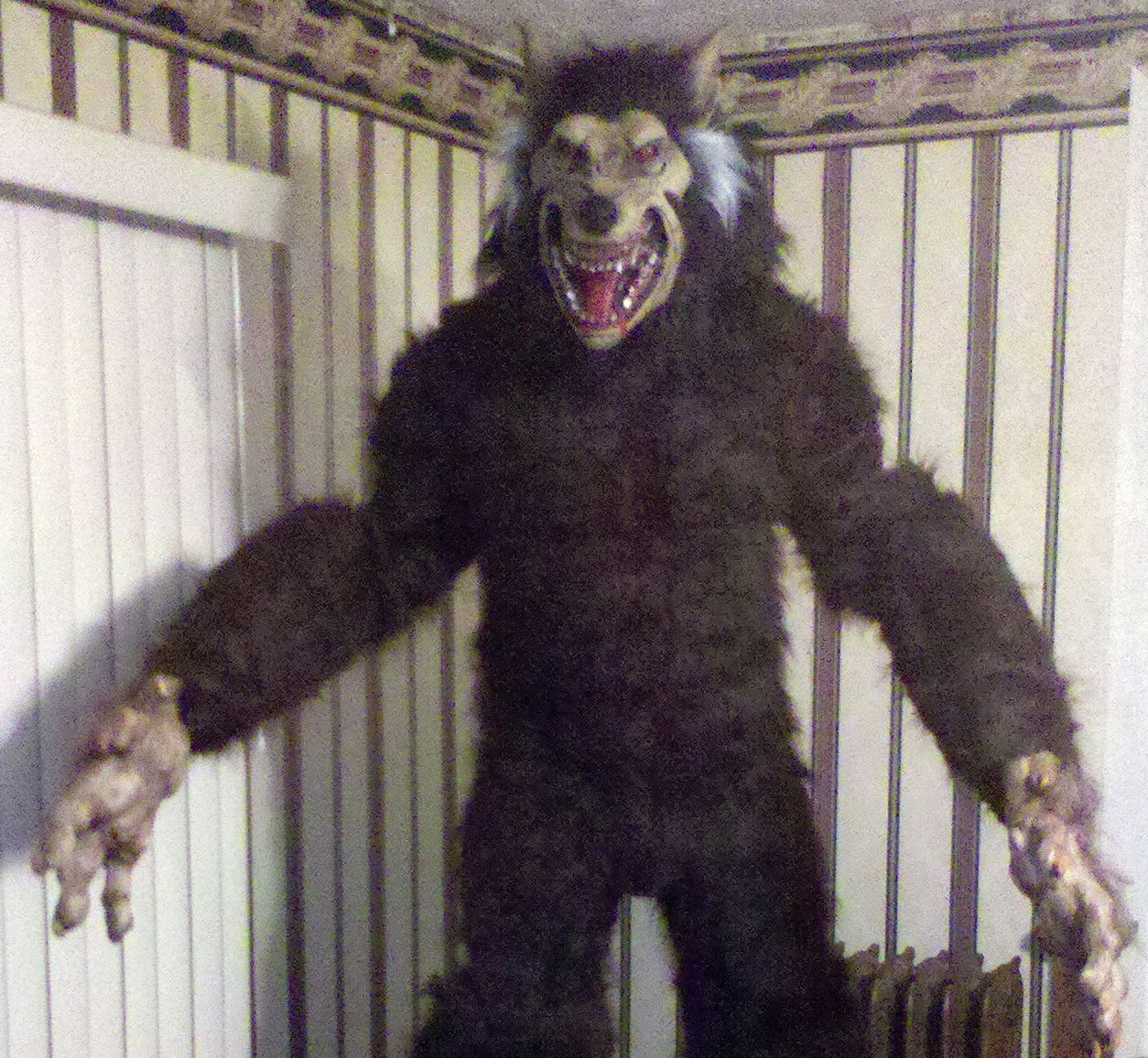 "Creature Reacher" 9 Ft Werewolf Monster Costume : 5 Steps (with ...