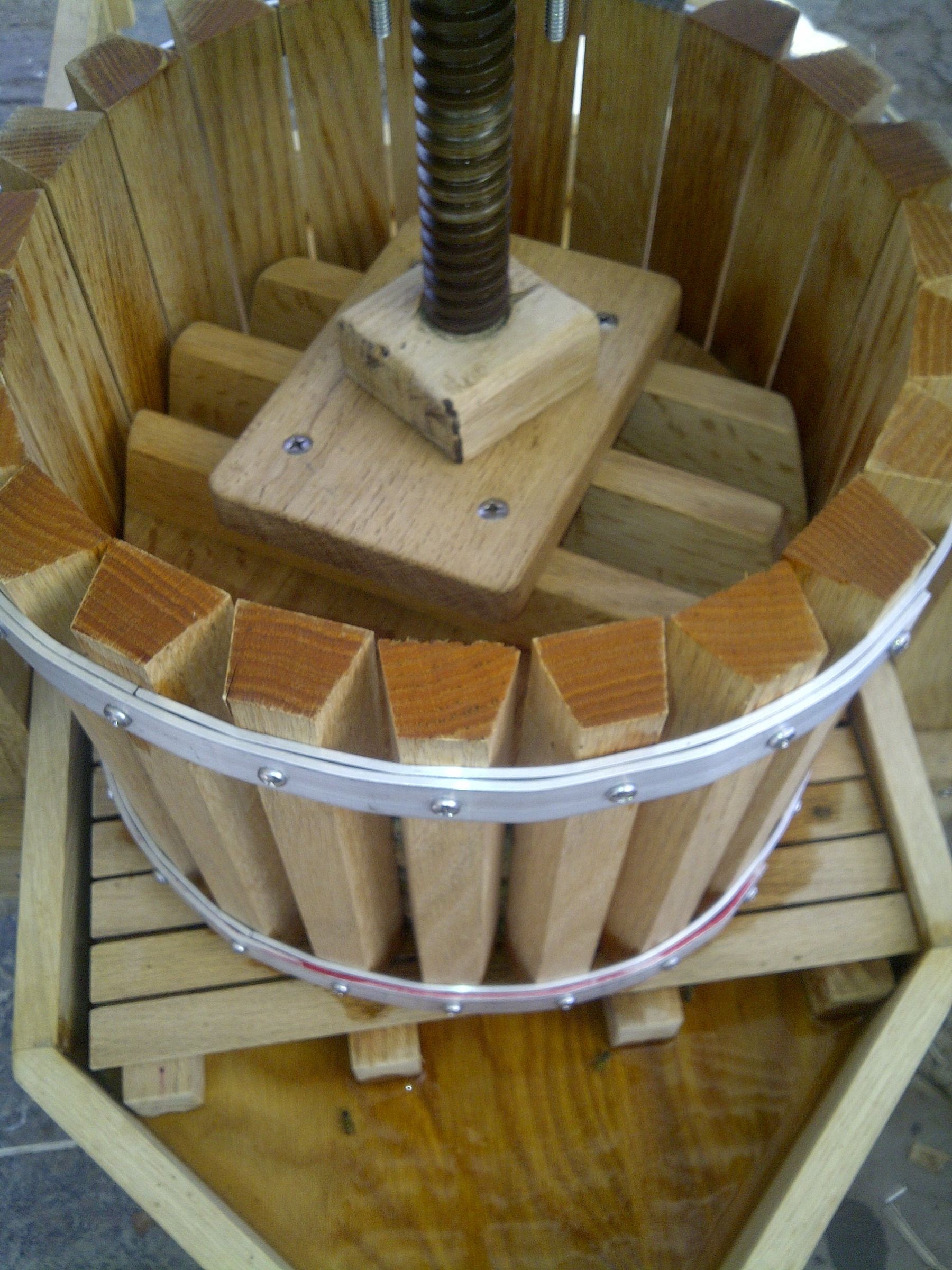 Apple Cider Press With Grinder : 9 Steps (with Pictures) - Instructables