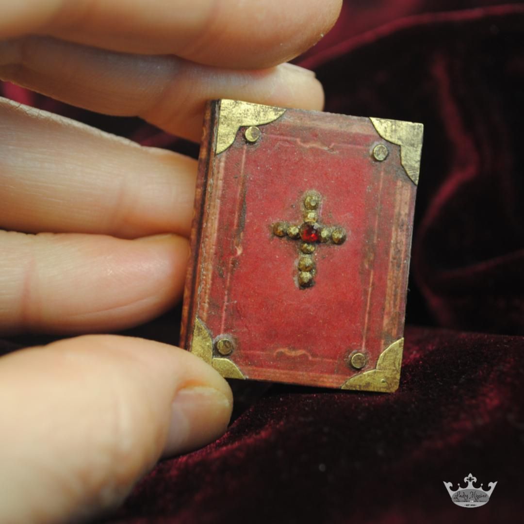 💎 DIY Miniature Books With Gold Embossing and Gems - Video Tutorial ...