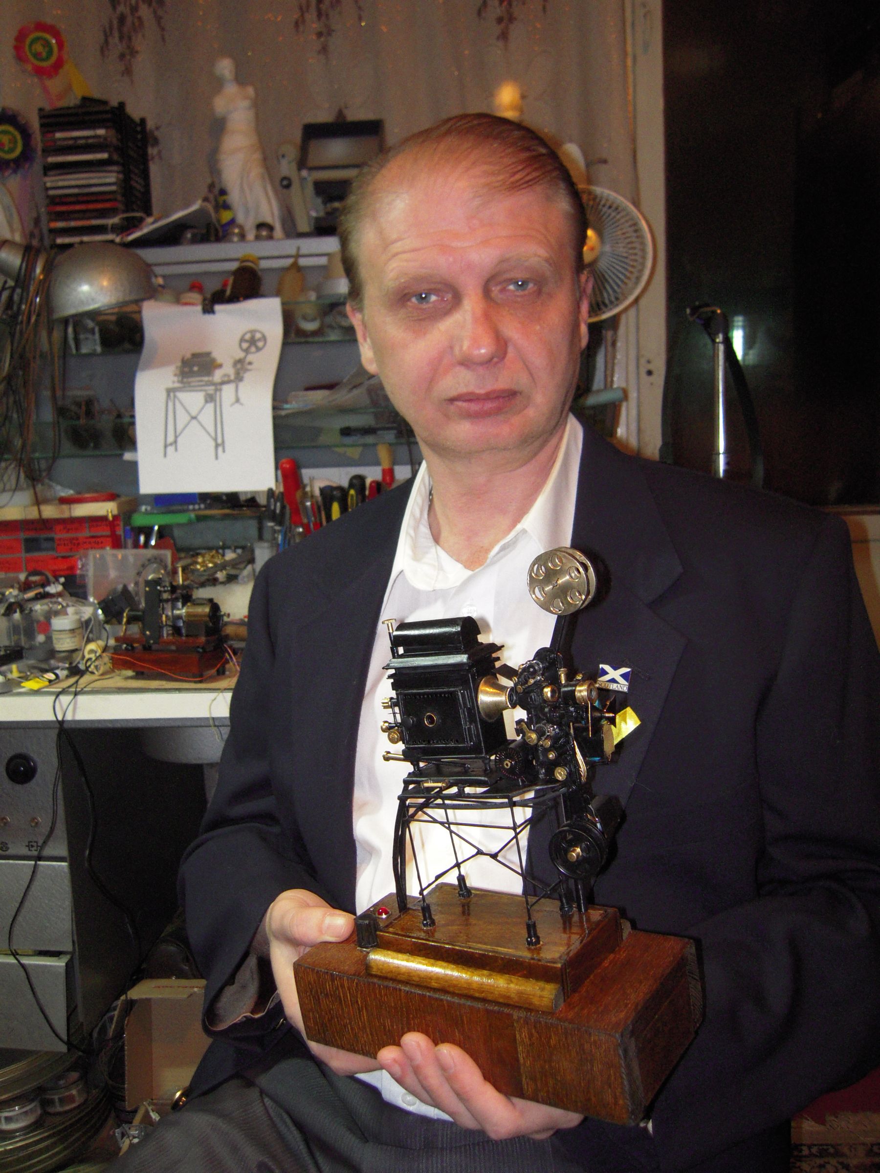 A Miniature Working Model of a Film Projector - Instructables