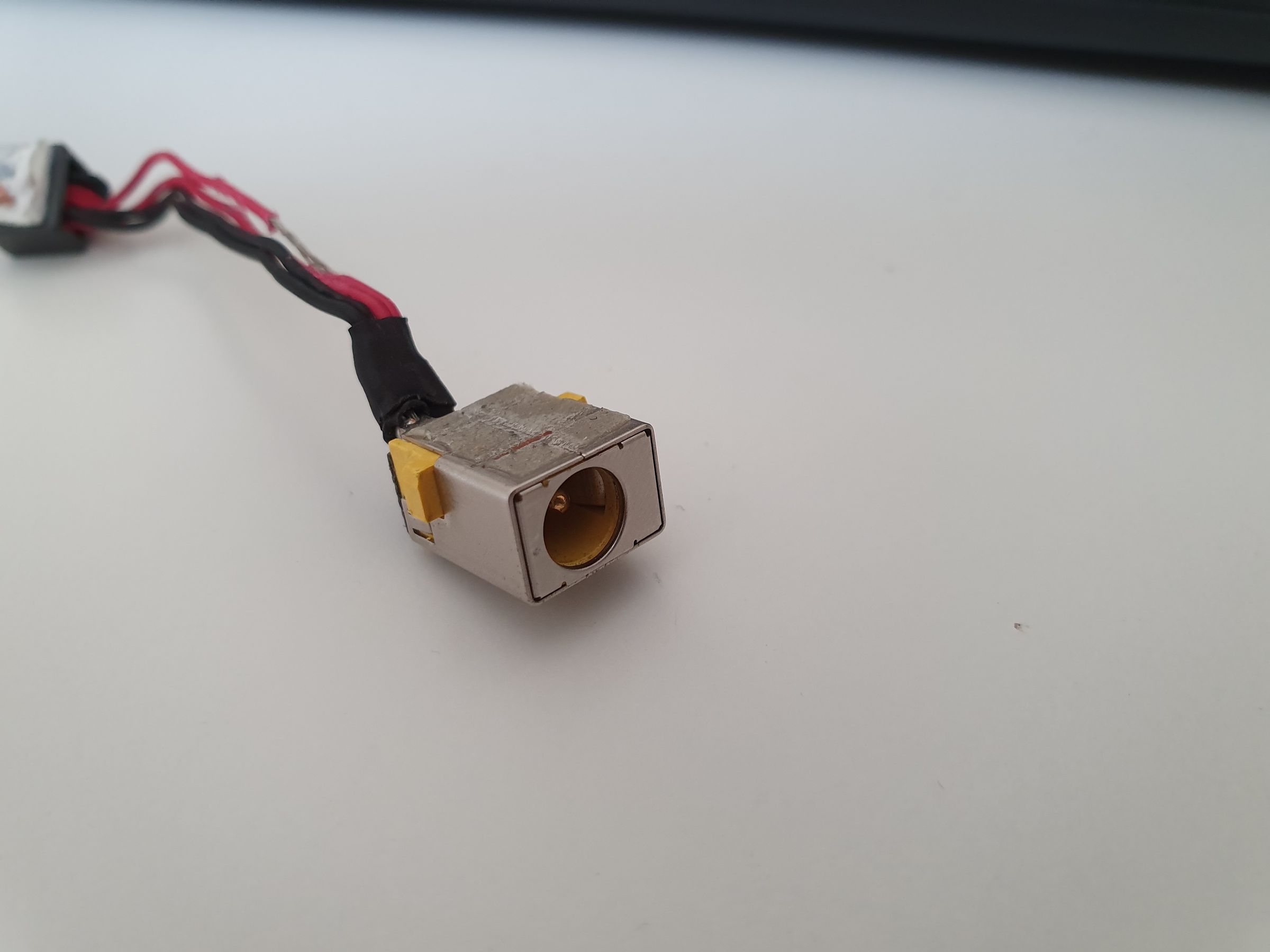 Simple Bench Power Supply Using an Old Laptop Charger : 5 Steps ...