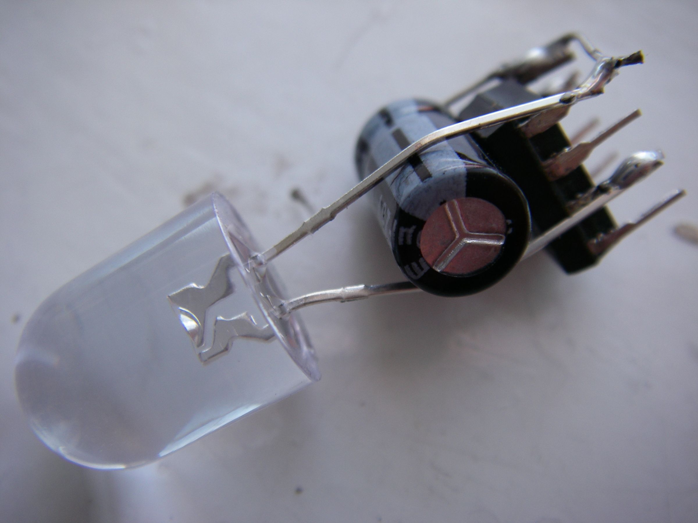 LFTT (LED Flashie Throwie Thingie) : 8 Steps - Instructables