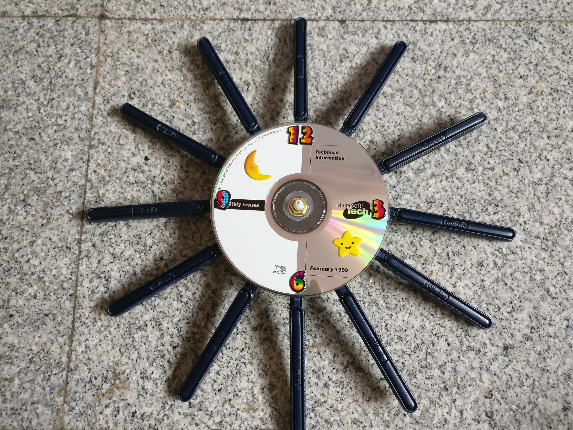 Recycled Razor Blades Clock : 3 Steps (with Pictures) - Instructables