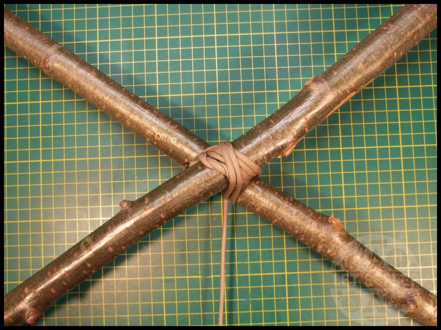 Quick Skills #5: How to Tie Lashings - Pt.2 Diagonal Lashing : 7 Steps ...