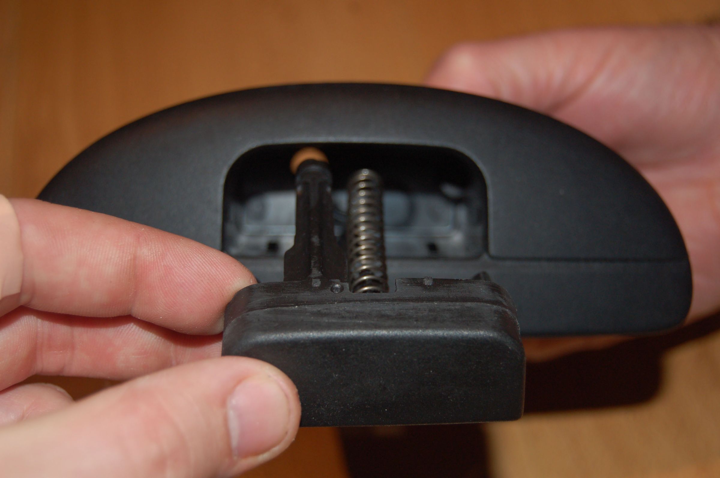 How to Repair Your Renault Scenic Boot Lock Button 1999-2003 Models : 4 ...