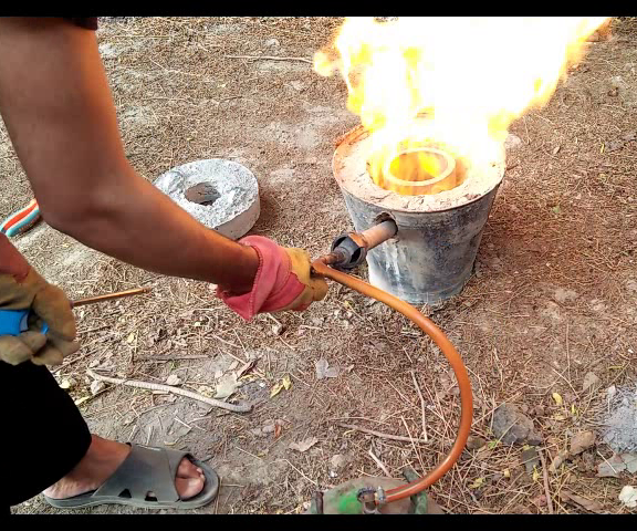 Making a Metal Melting Furnace : 8 Steps - Instructables