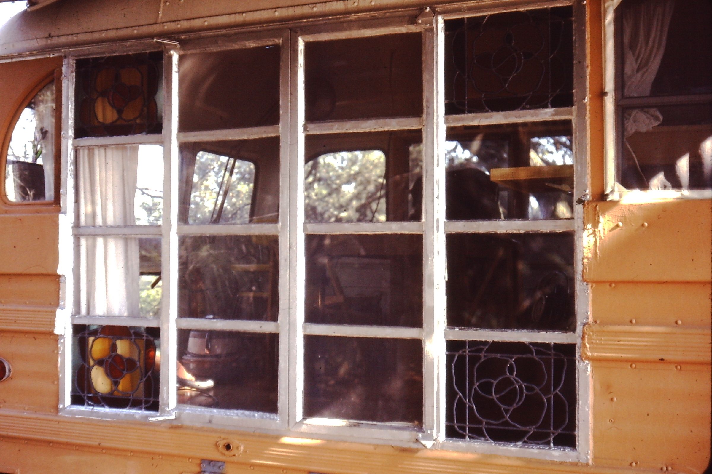 Tiny School Bus Home : 11 Steps (with Pictures) - Instructables