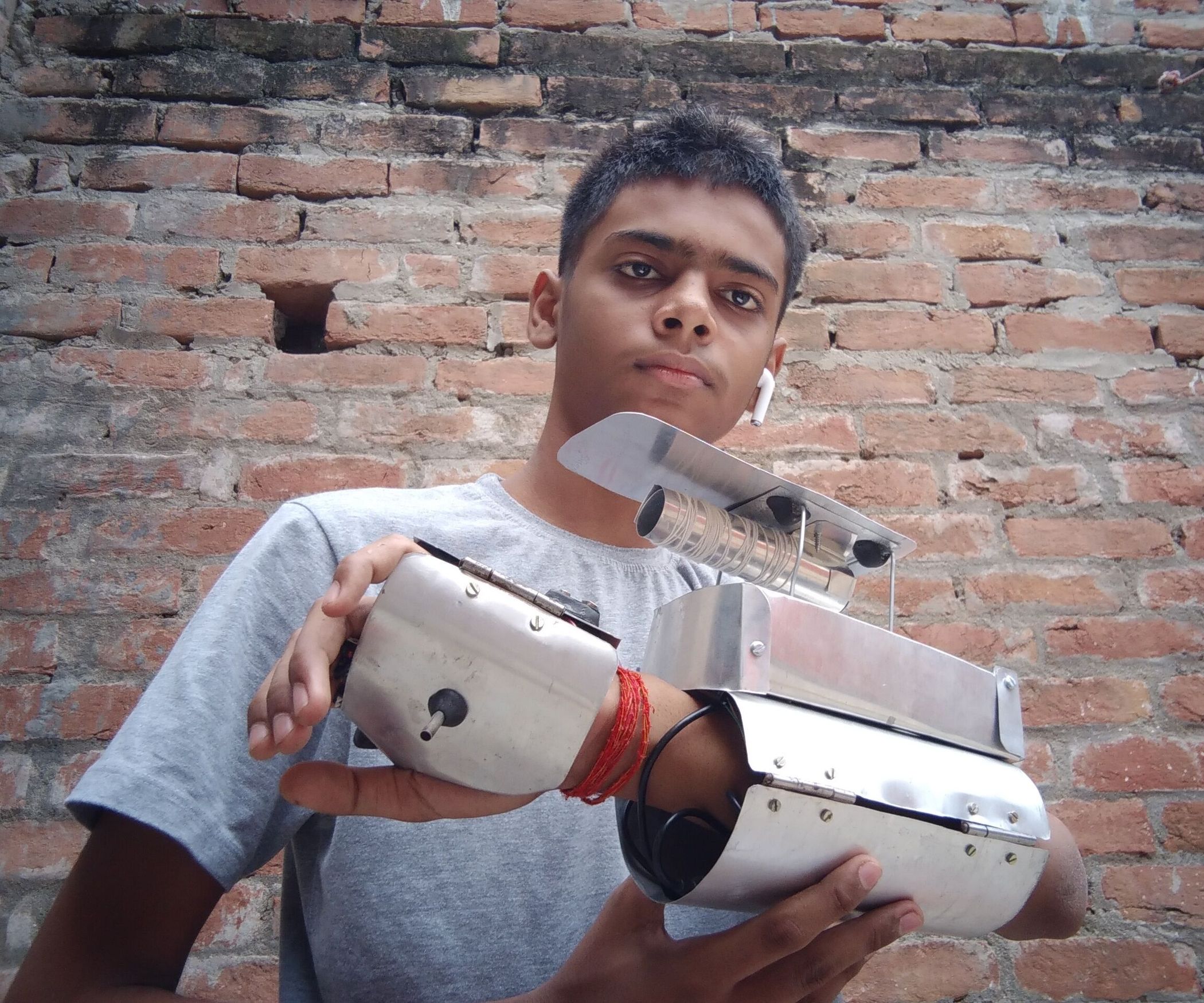 Make It Real - Iron Man Gauntlets : 6 Steps - Instructables