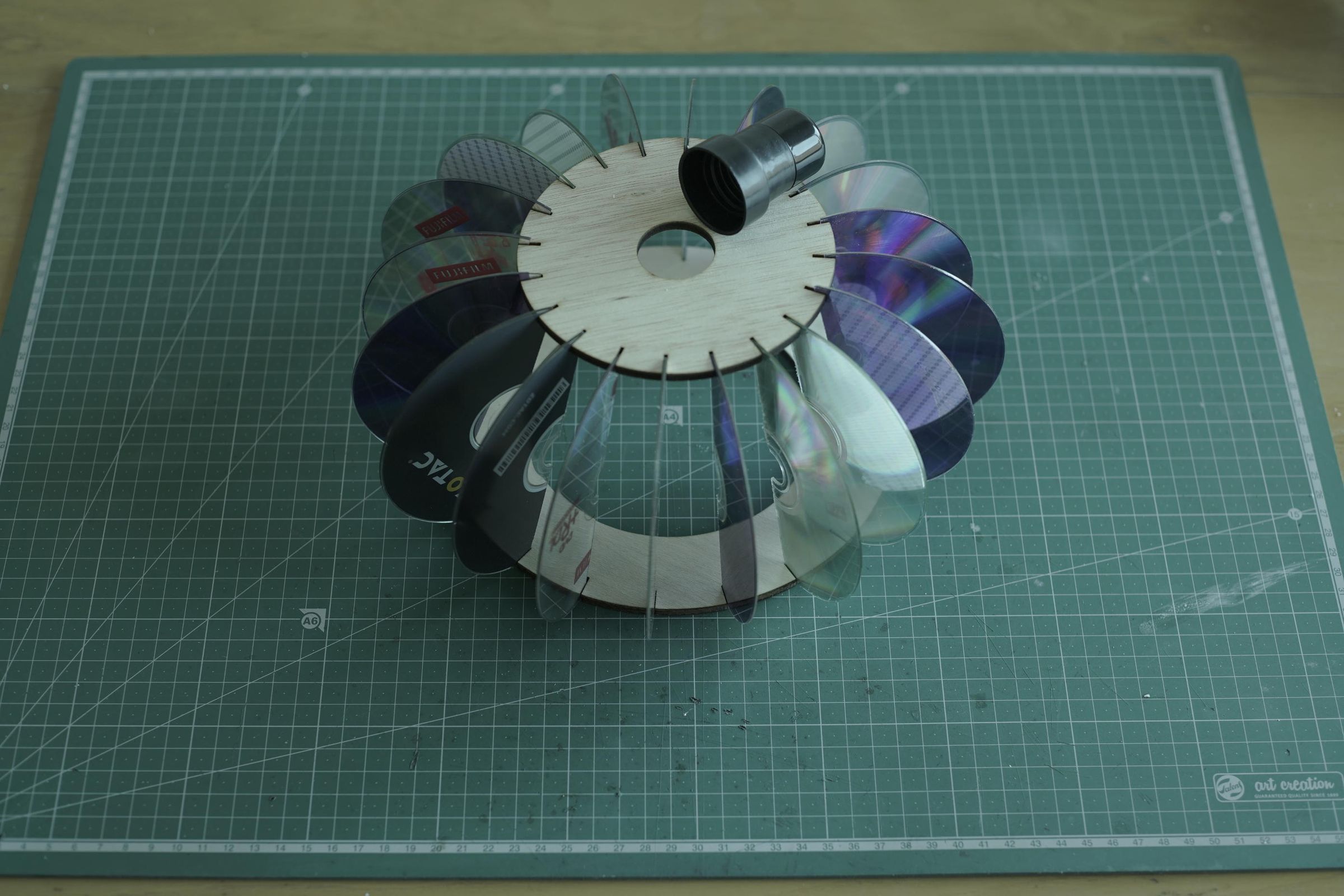 CD-Lamp : 8 Steps - Instructables