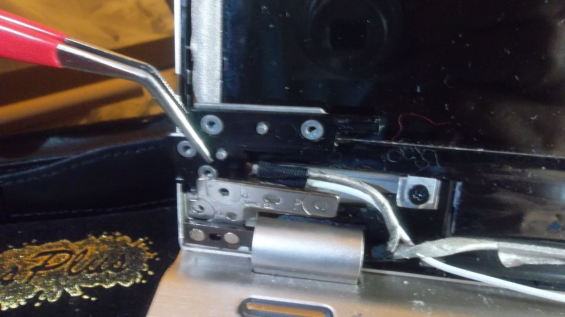 Repair Broken Hinges/case of Asus U46E-BAL5 Laptop : 8 Steps ...