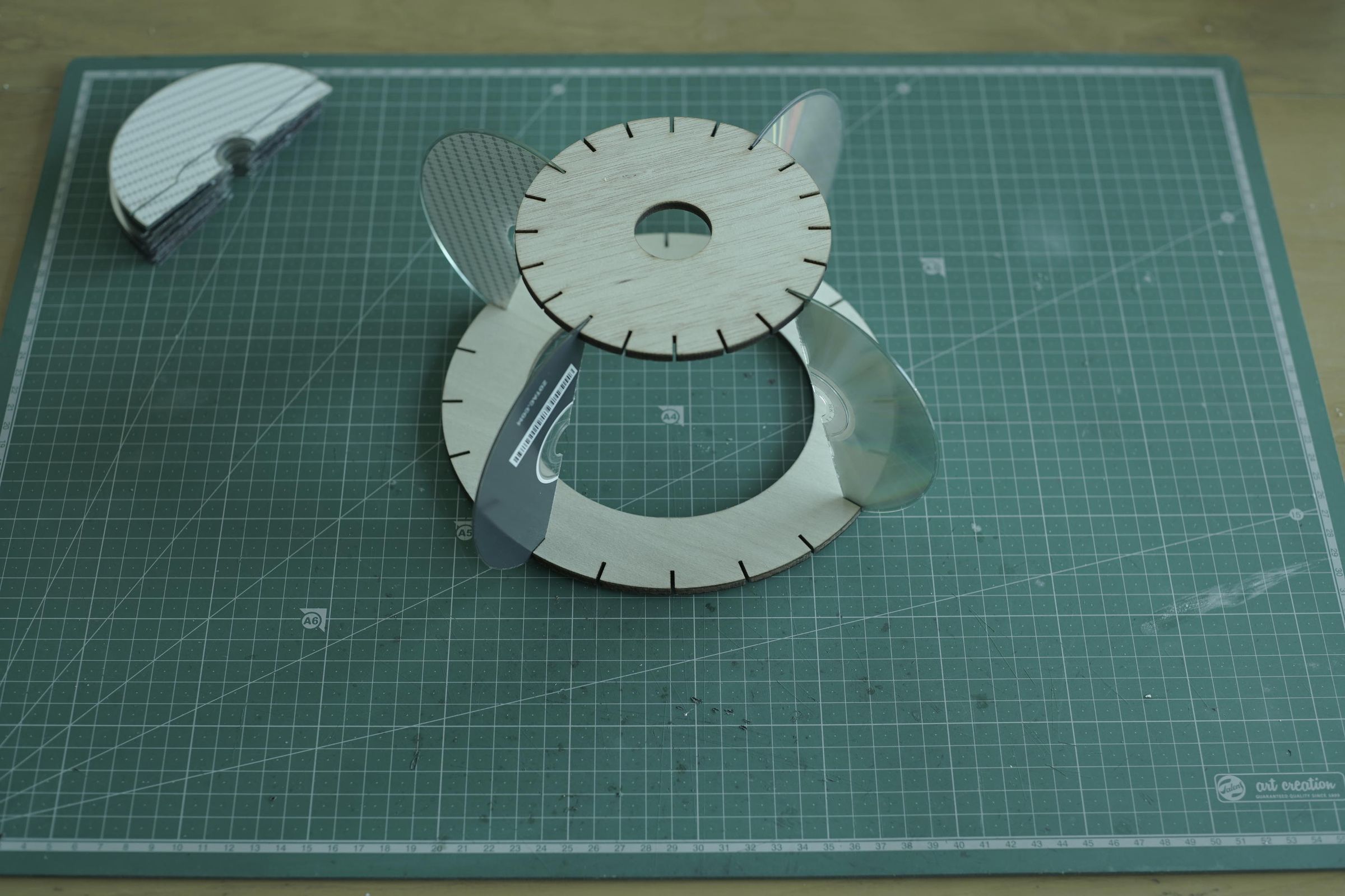 CD-Lamp : 8 Steps - Instructables
