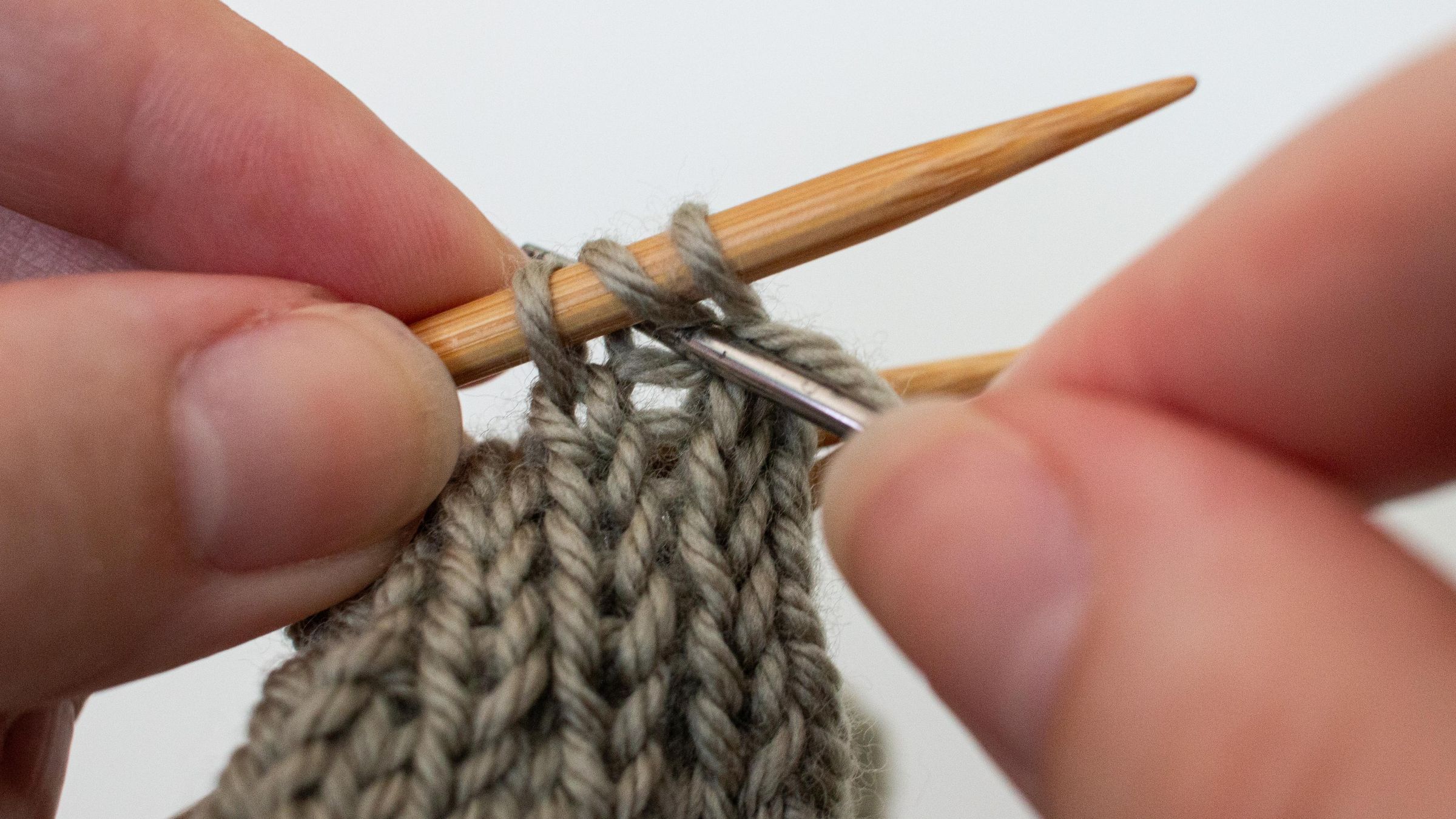 Ribbed Sewn Bind Off (in the Round) Knitting Tutorial : 13 Steps (with ...