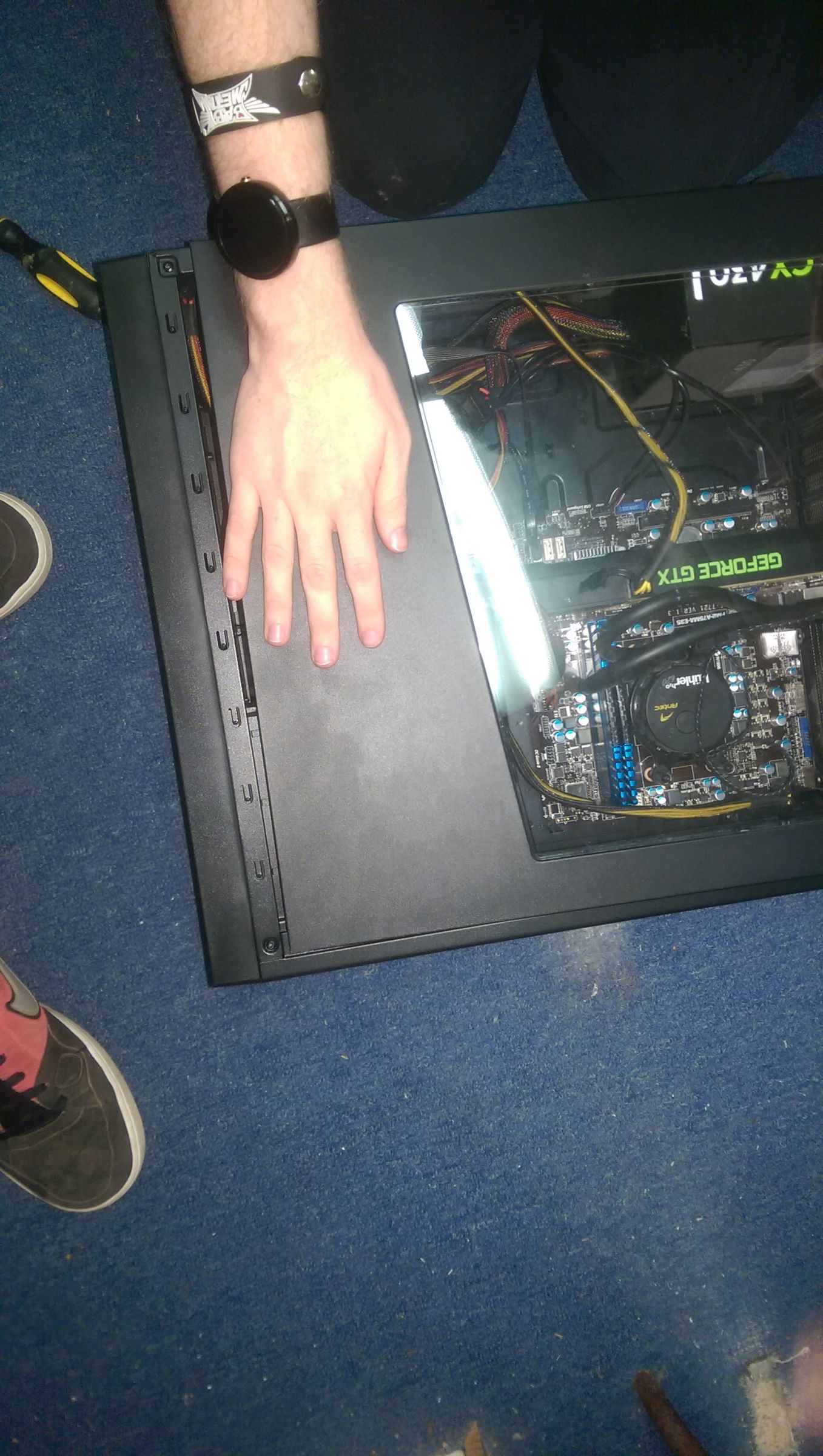 How to Put Together a Computer : 10 Steps (with Pictures) - Instructables