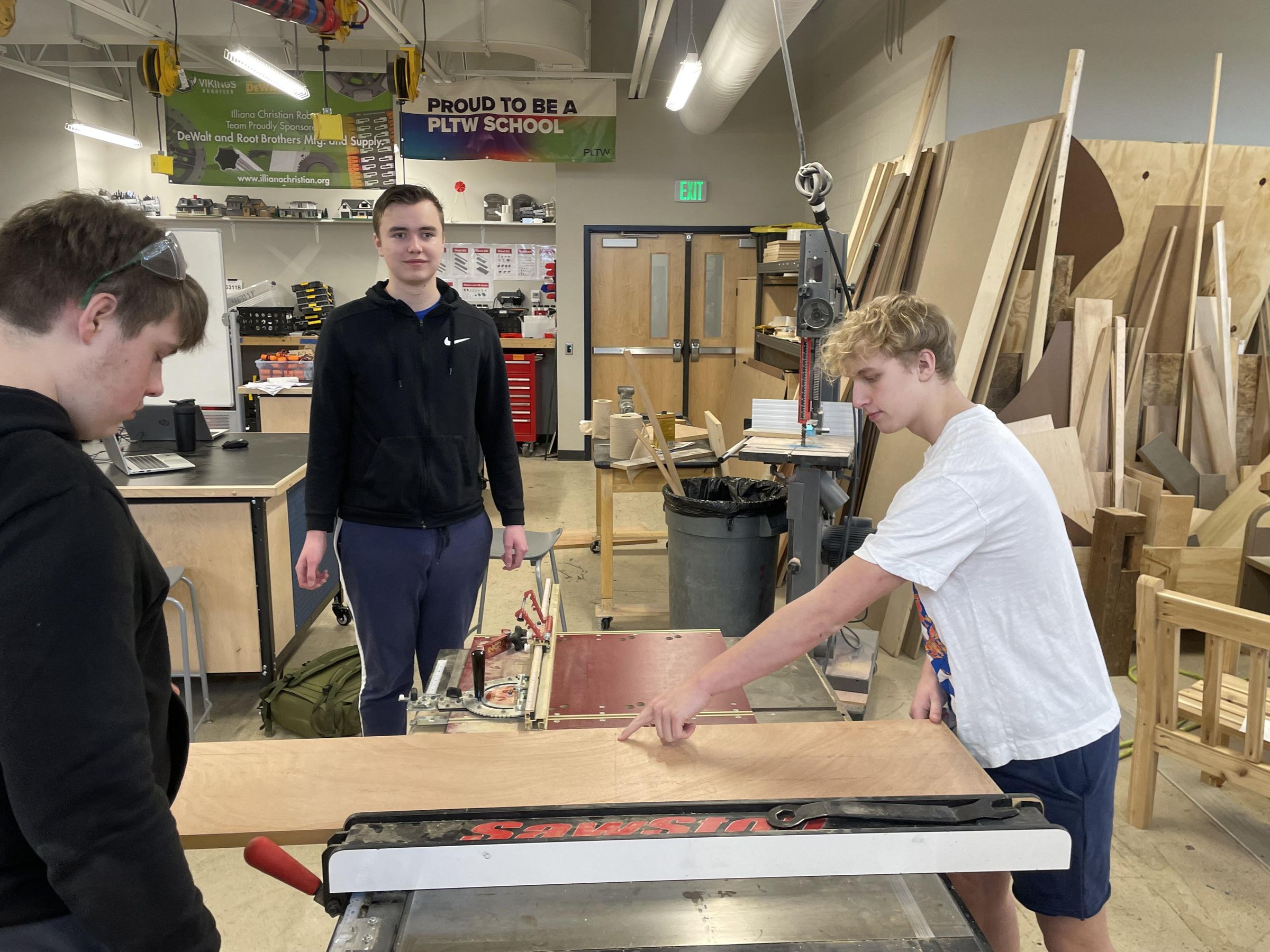 Compact Jagged T Bookshelf : 6 Steps - Instructables