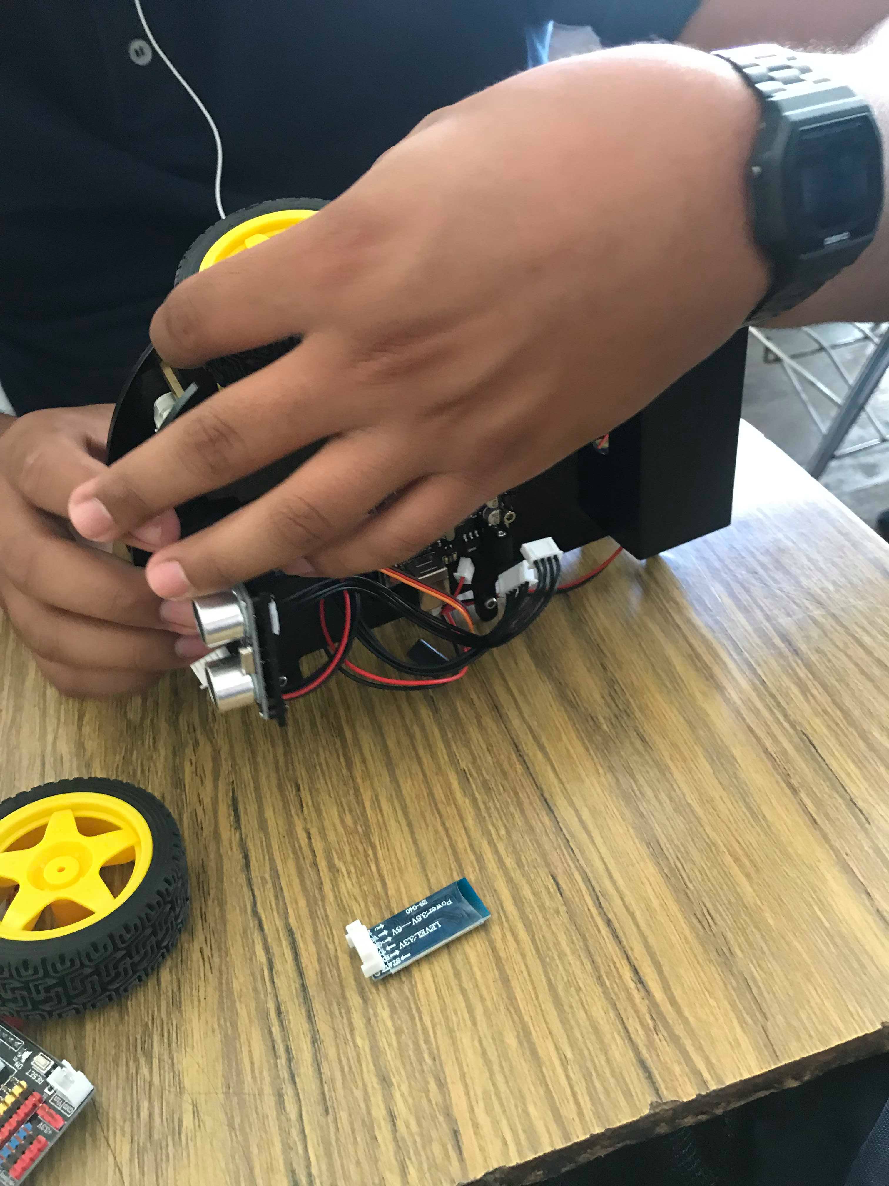 Como Poner Llantas Y Conectar Componentes En Carro Arduino : 3 Steps ...