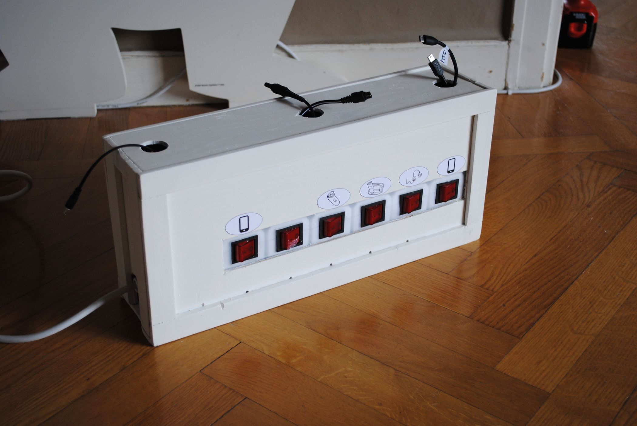 Charging Box With Individual Switches - No Wiring Needed! : 5 Steps ...