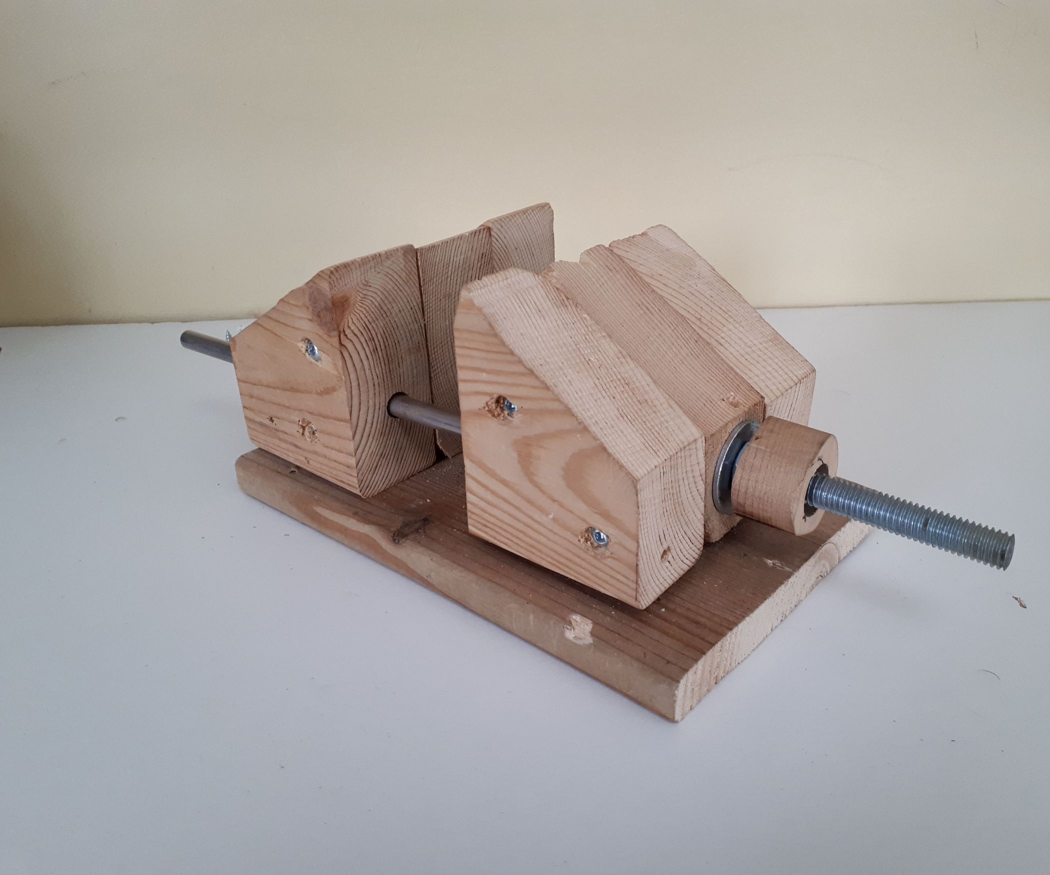 Simple Vise for Beginners (Minimal Tools) : 9 Steps - Instructables