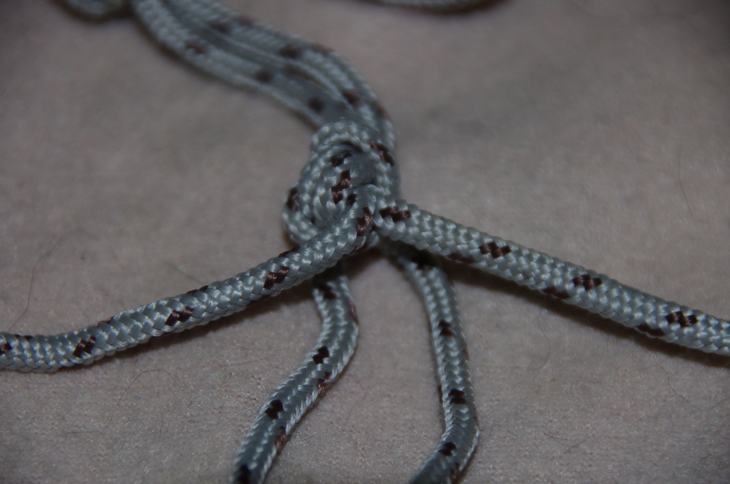 Swivelless Paracord Sling : 5 Steps - Instructables