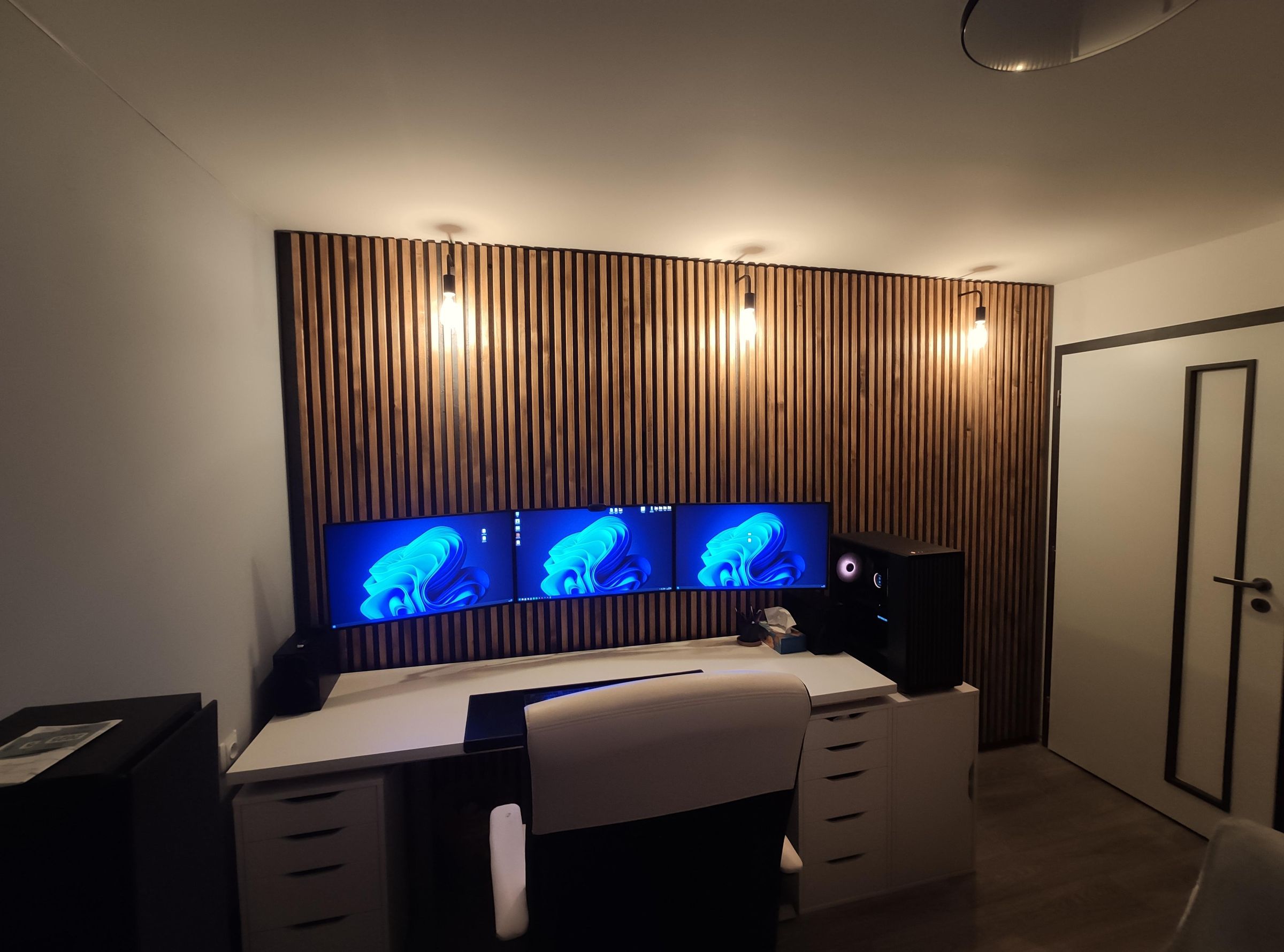 Home Office Slat Wall With Motorised Tripple Monitor Lift and Desk With ...