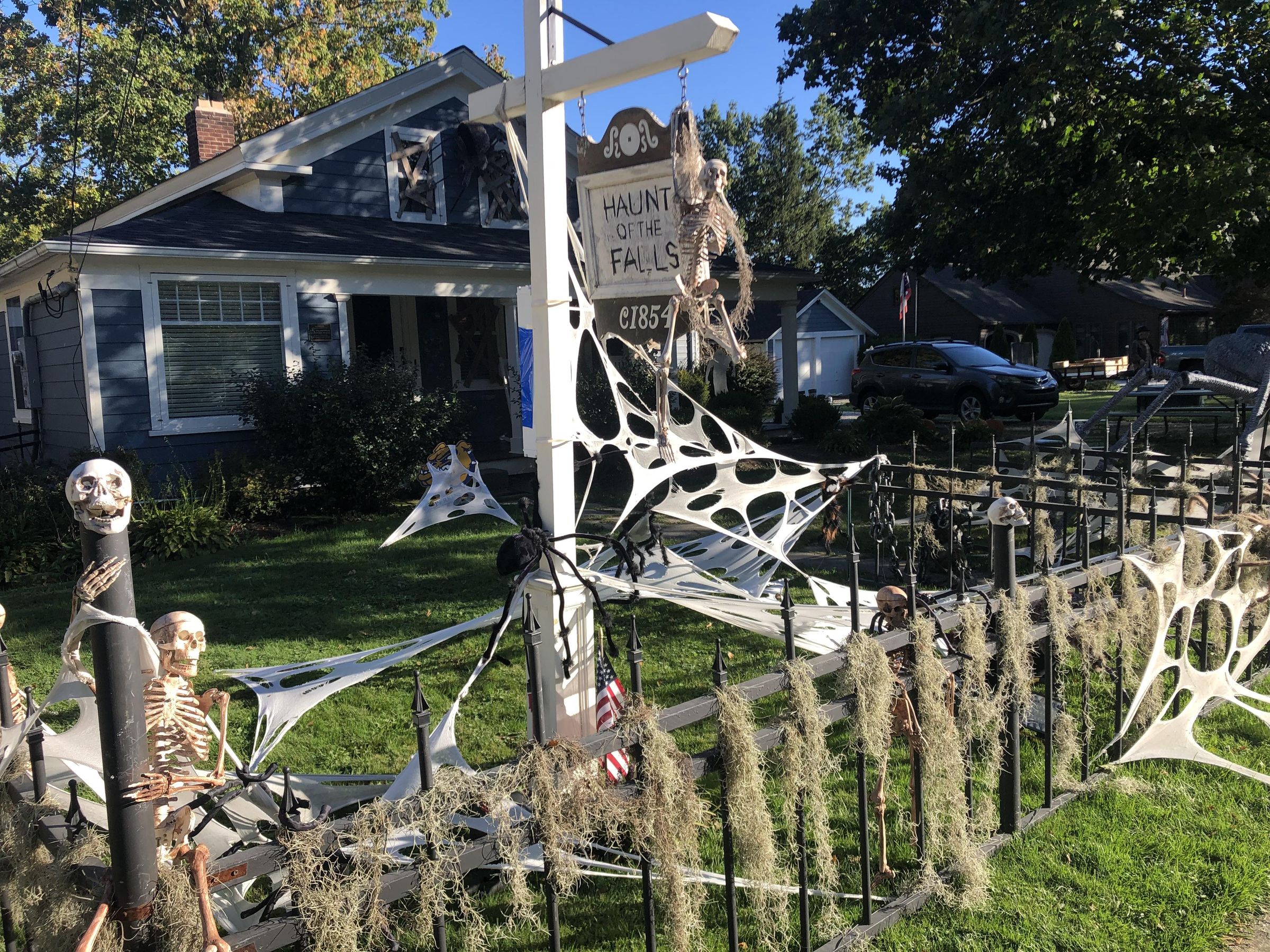 Over Sized Skeleton Breaking Out of My Home : 11 Steps (with Pictures ...