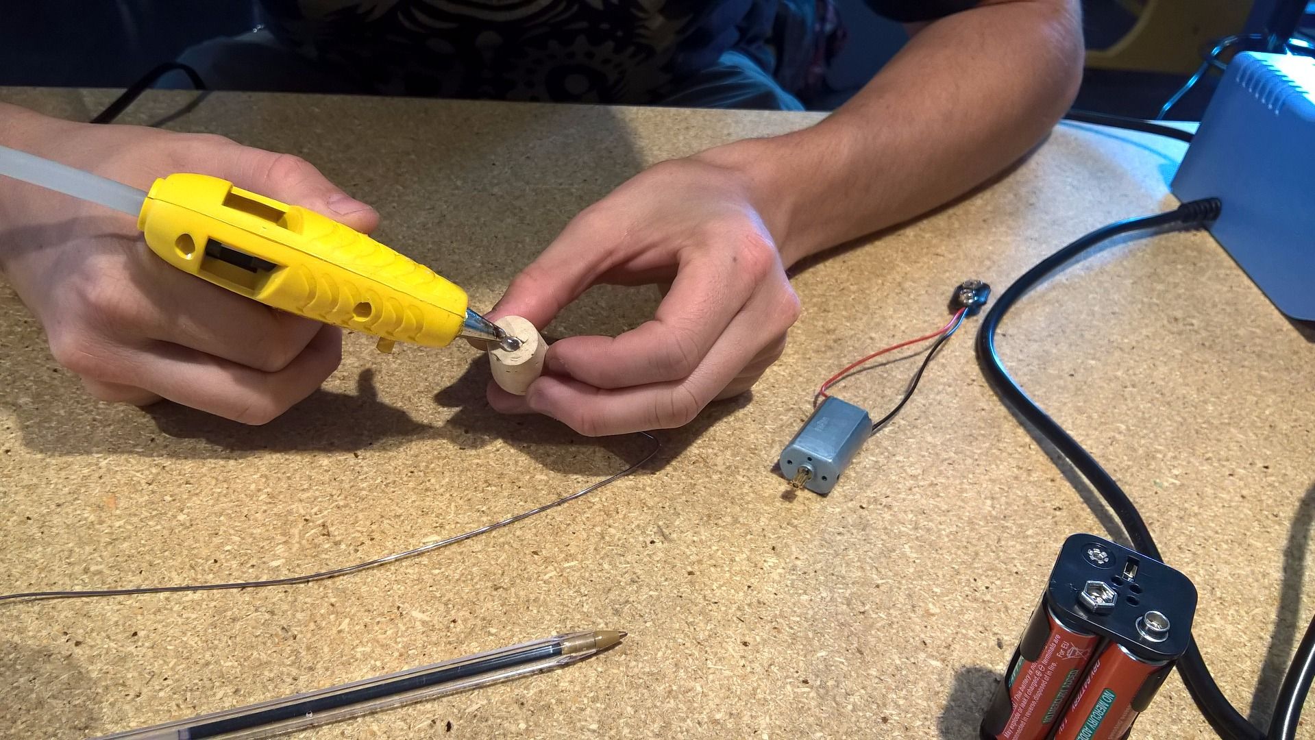 Maquina Dibujadora/Scribbling Machine : 5 Steps - Instructables