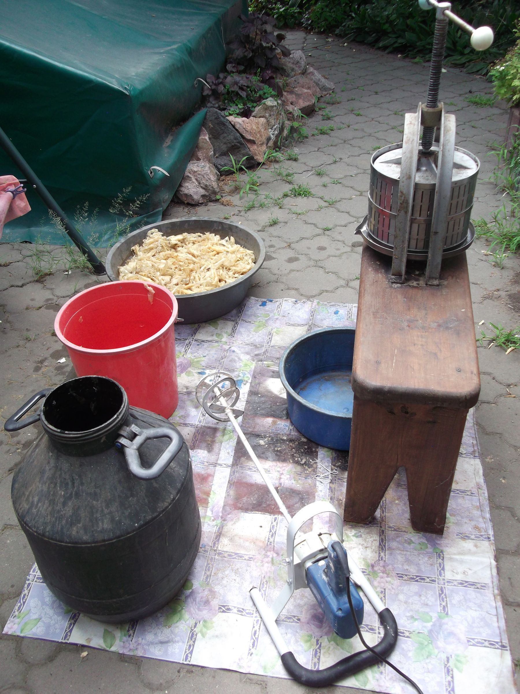 Paper + Sunflower Seed Husk Fuel Briquettes : 6 Steps (with Pictures ...