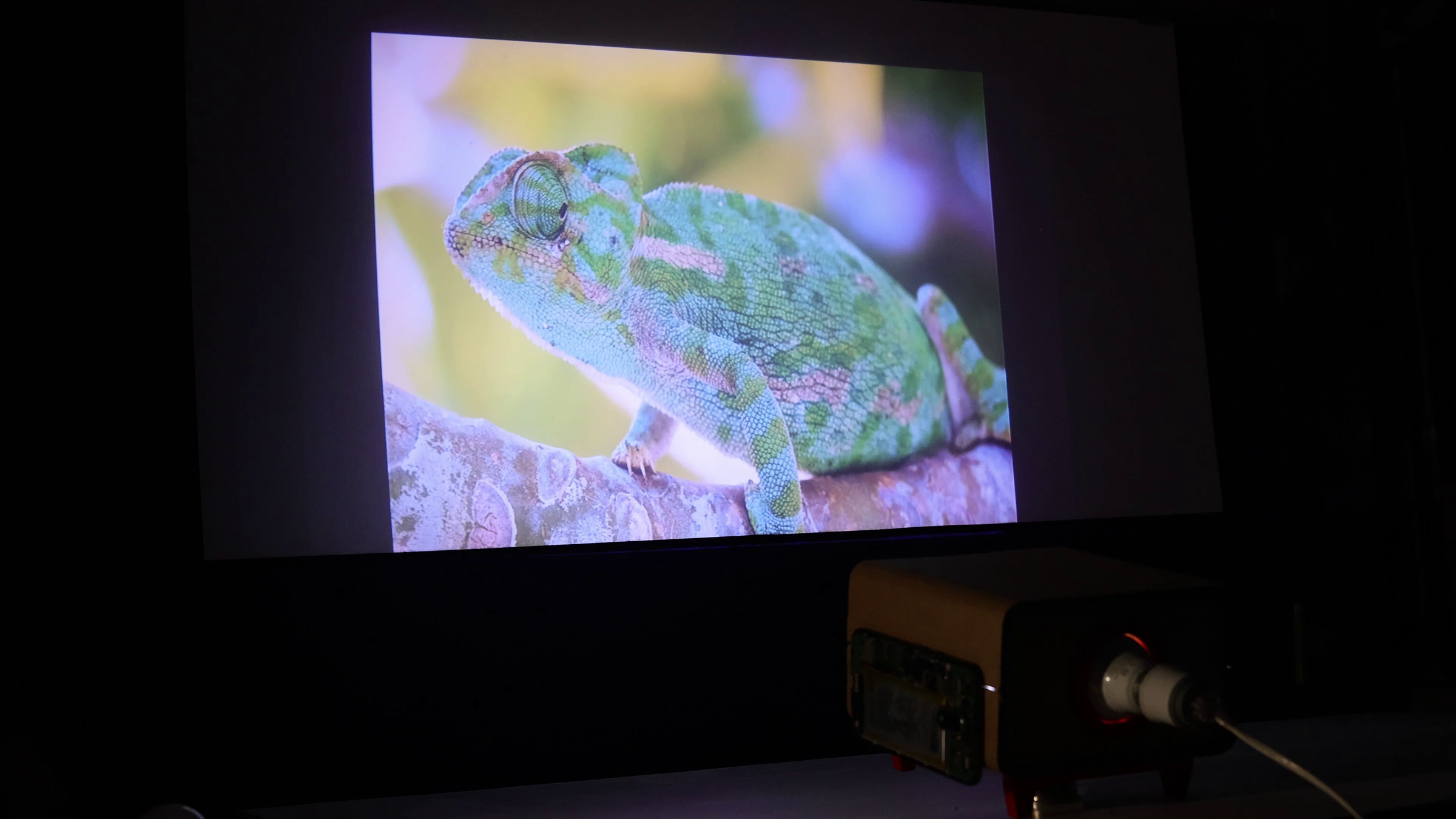 Projector Using Old Smartphones : 10 Steps (with Pictures) - Instructables