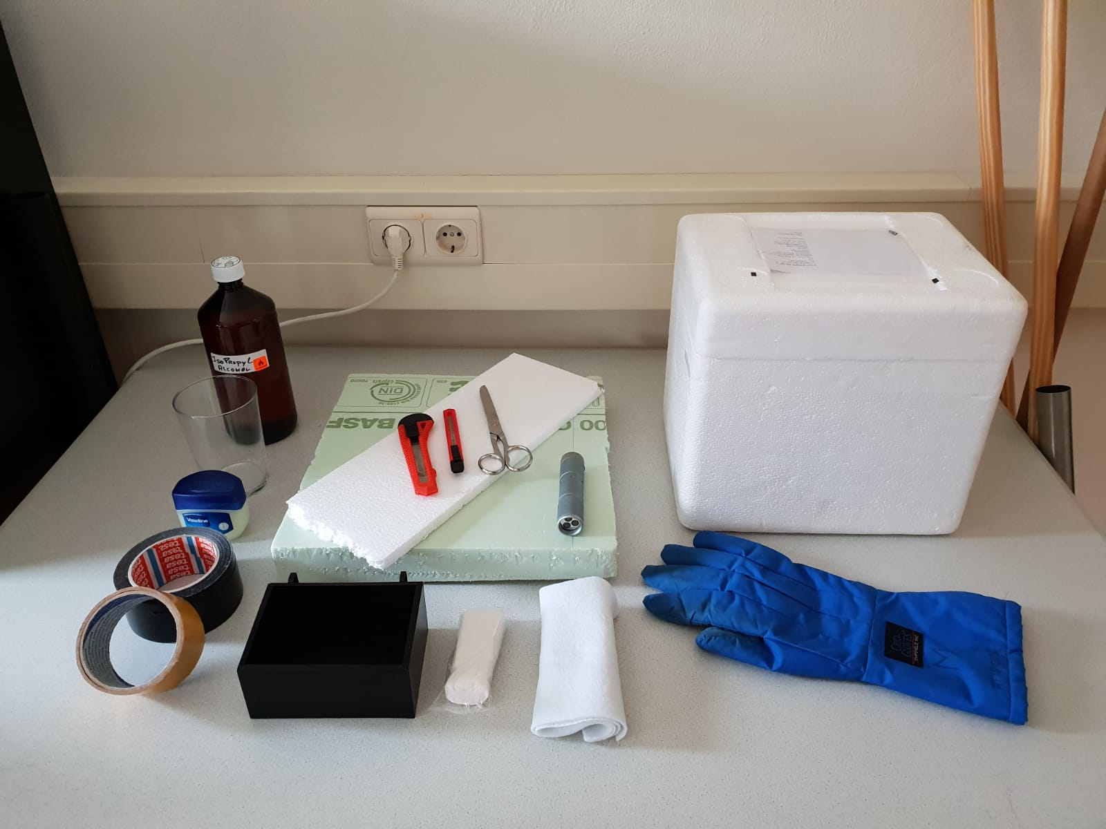 Very Easy Cloud Chamber : 10 Steps - Instructables