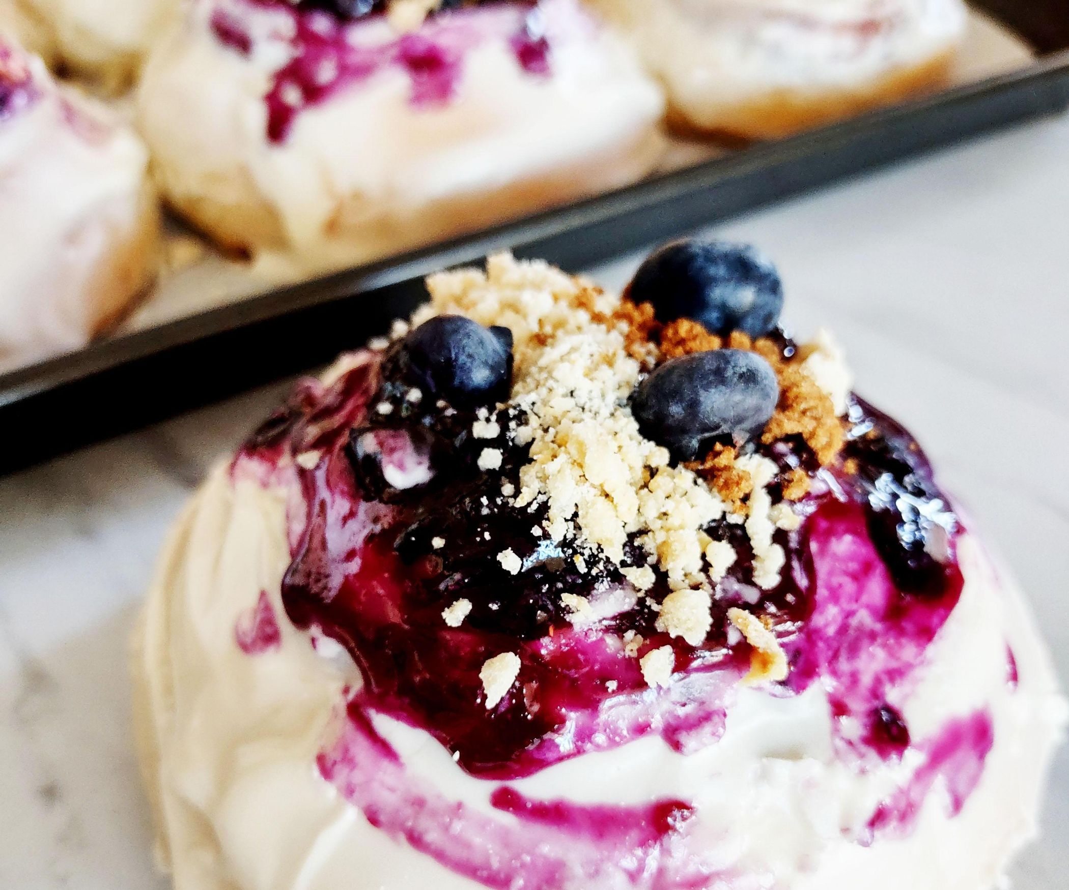 Blueberry Crumble Cinnamon Roll : 12 Steps (with Pictures) - Instructables
