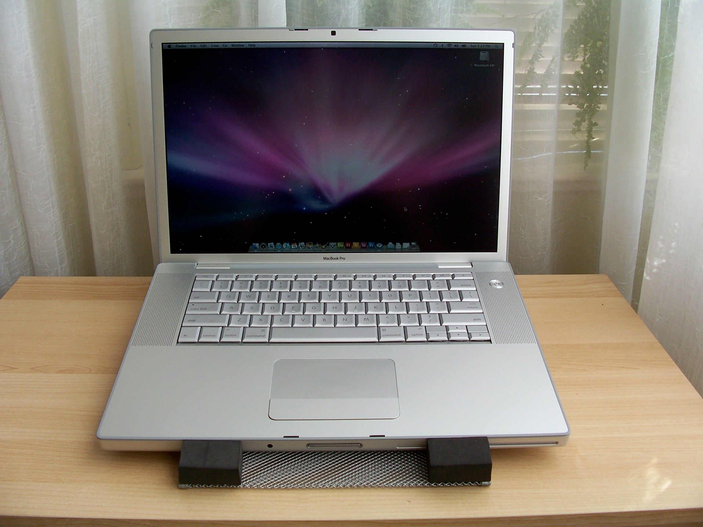 Simple Metallic Laptop Stand : 4 Steps (with Pictures) - Instructables
