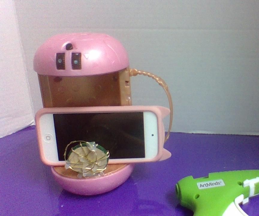 Easy Peasy Ipod Holder : 4 Steps - Instructables