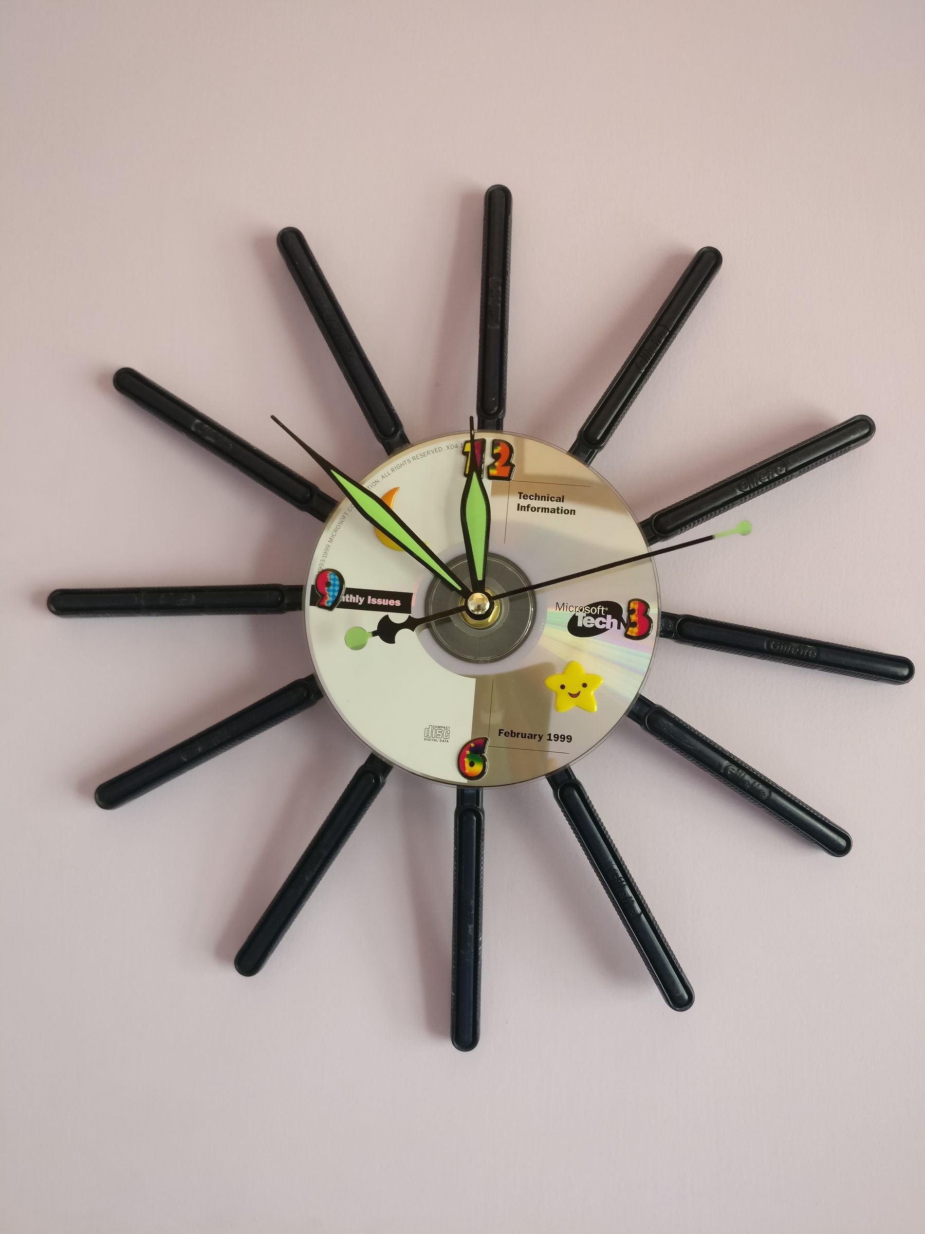 Recycled Razor Blades Clock : 3 Steps (with Pictures) - Instructables