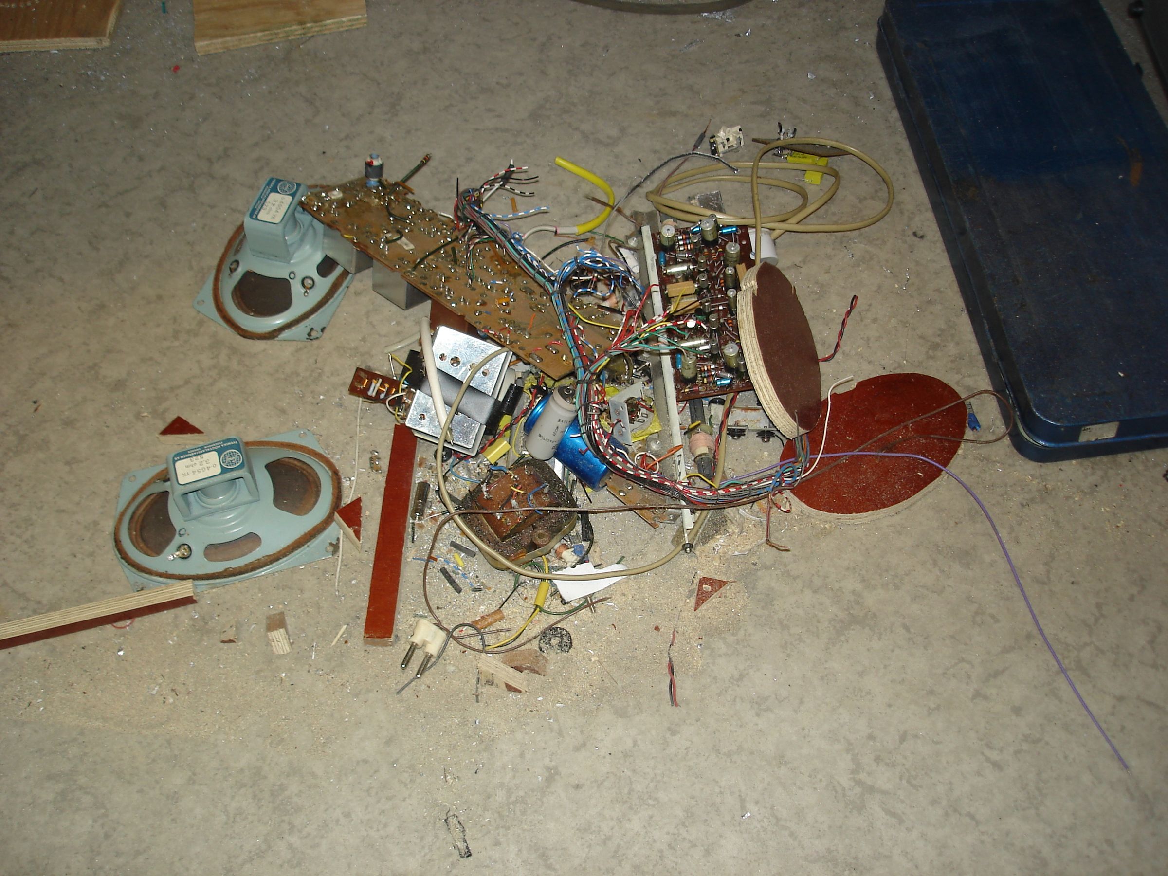 Bang & Olufsen 900k Boombox : 16 Steps - Instructables