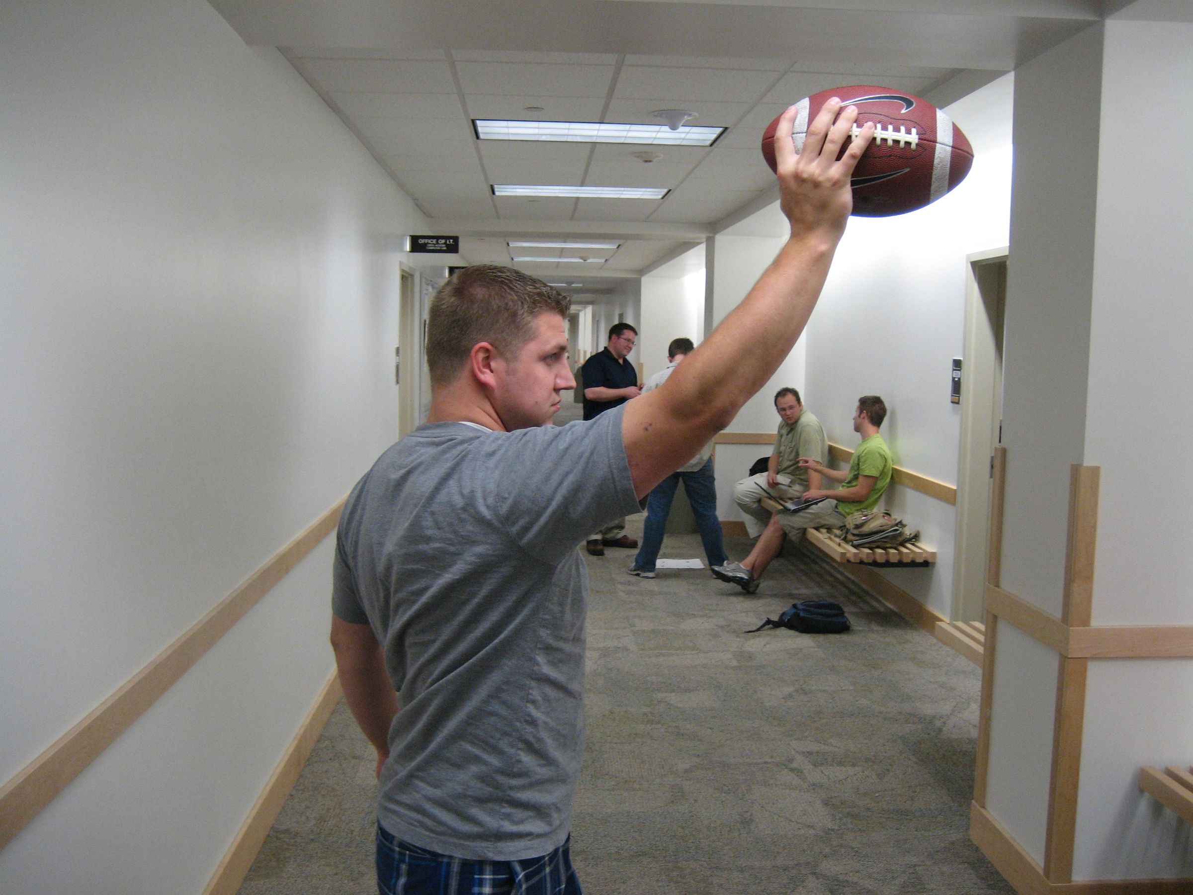 How to Throw a Football : 6 Steps (with Pictures) - Instructables