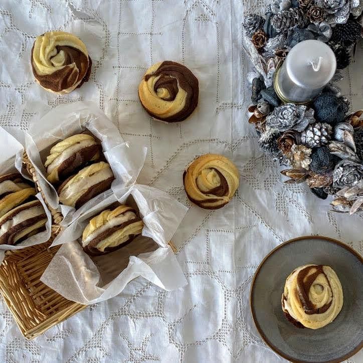Coffee and Vanilla Cookies With Gingerbread Filling and Caramelized ...