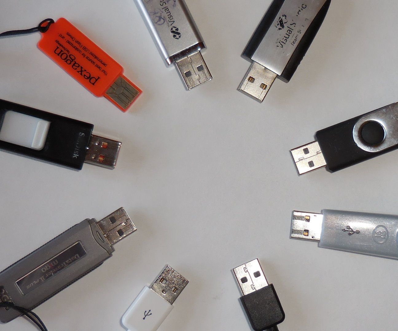 How to Insert a USB Drive : 3 Steps - Instructables