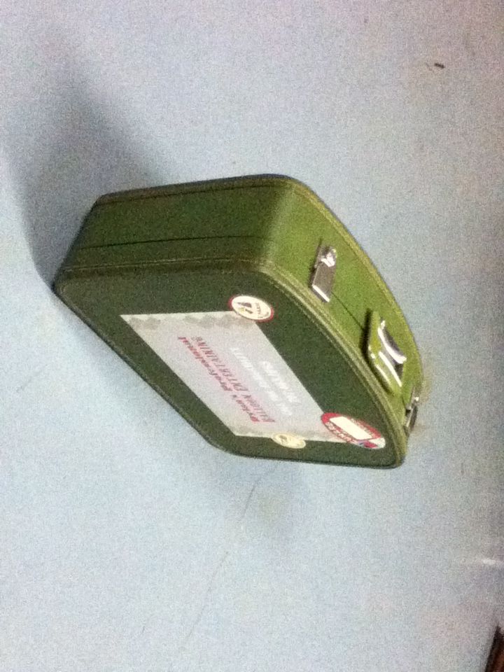 Street Busking Suitcase Table : 7 Steps (with Pictures) - Instructables