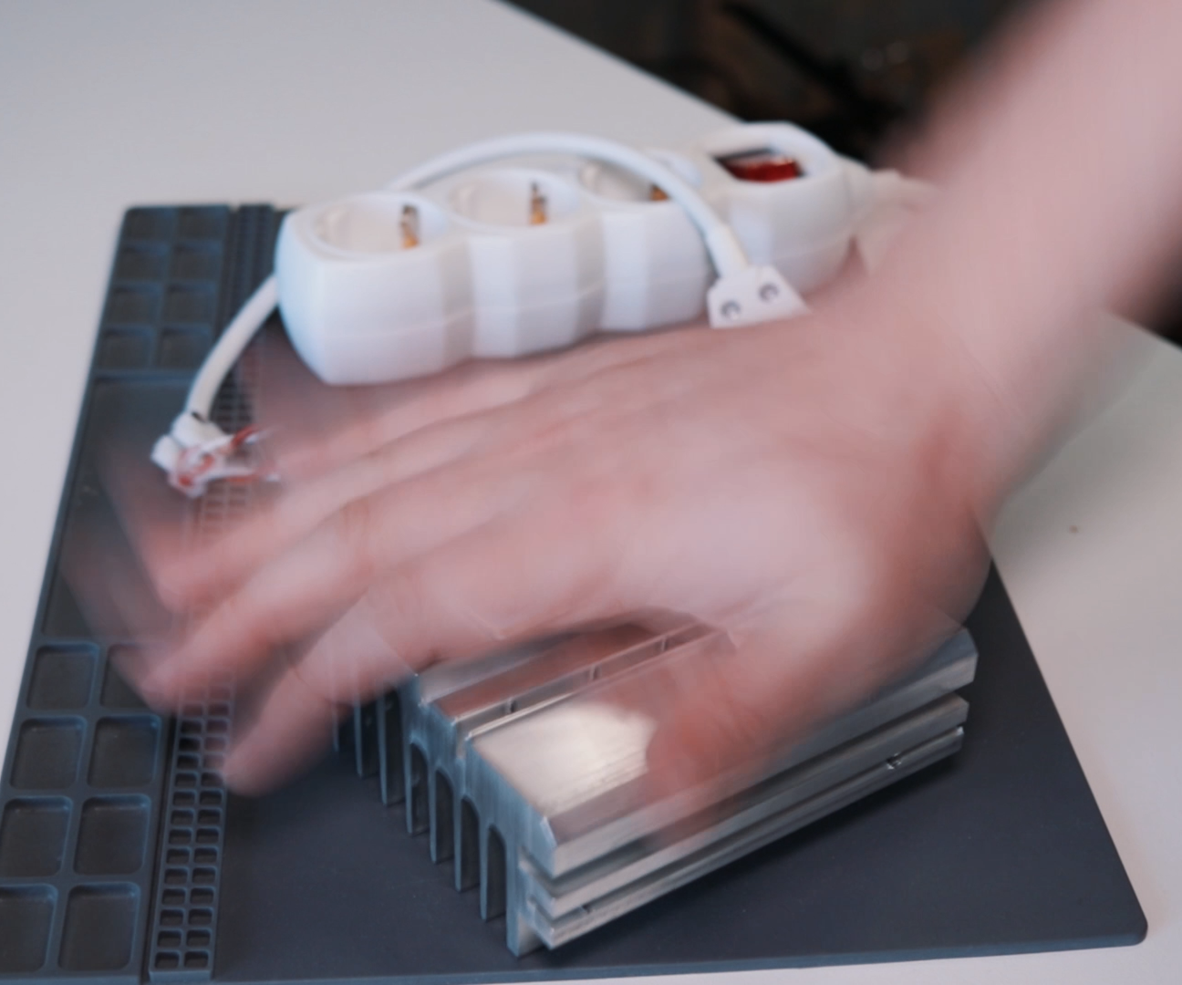 DIY FLOODLIGHT W/AC LEDs (+EFFICIENCY VS DC LEDs) : 21 Steps (with ...