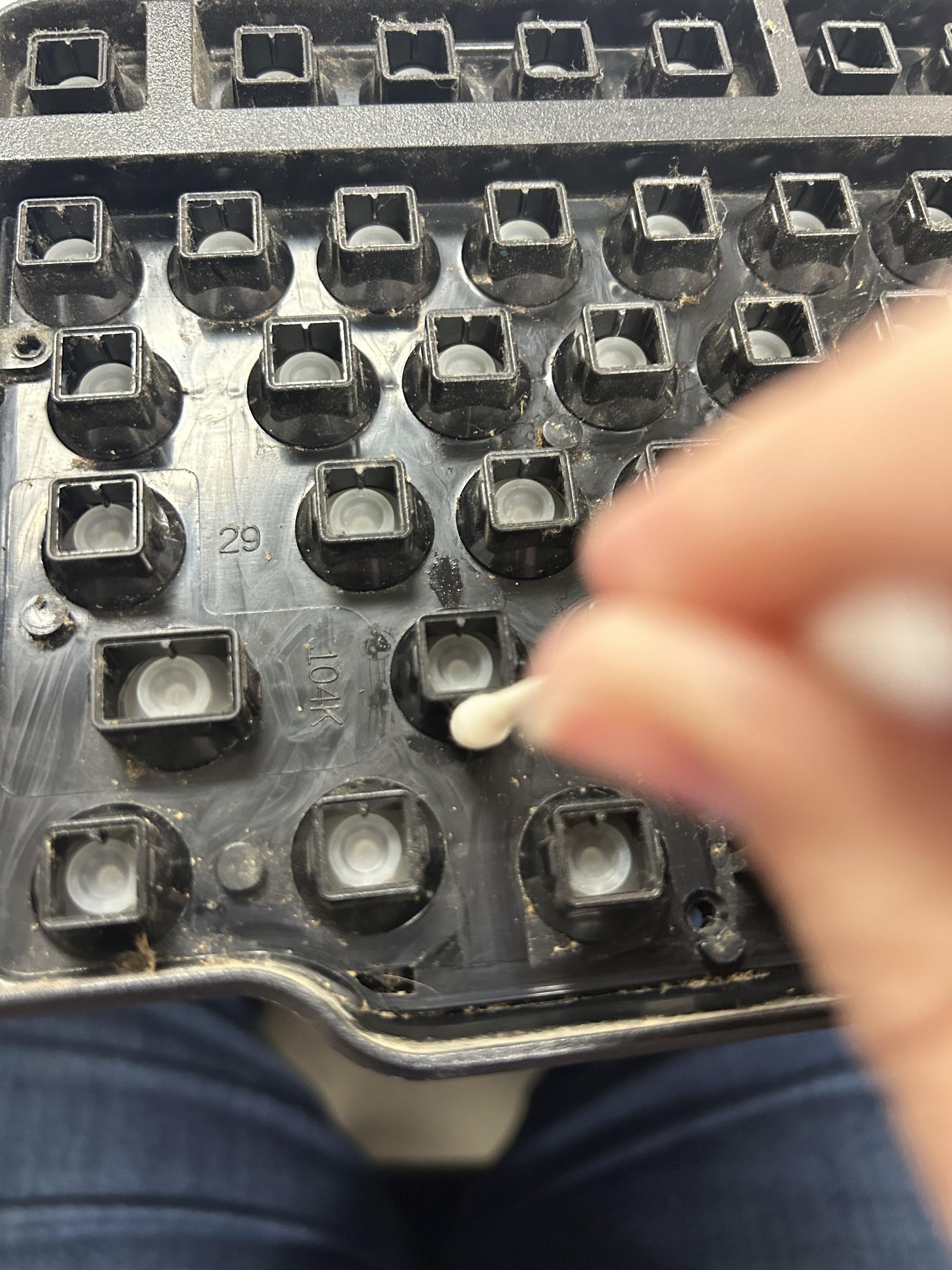 Cleaning Your Keyboard Safely : 7 Steps (with Pictures) - Instructables