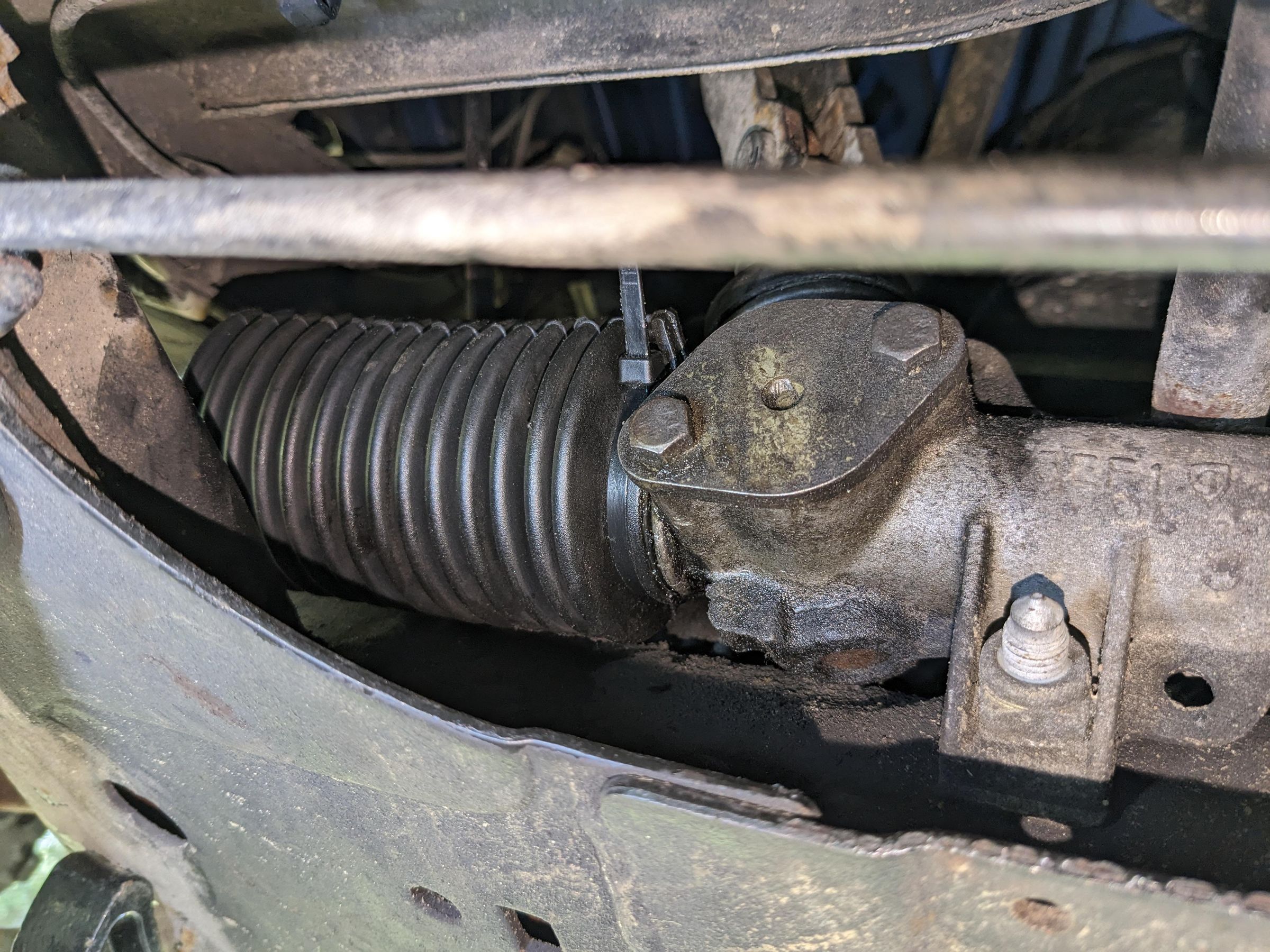 Replacing Steering Rack Boots on a Peugeot 205 : 5 Steps (with Pictures ...