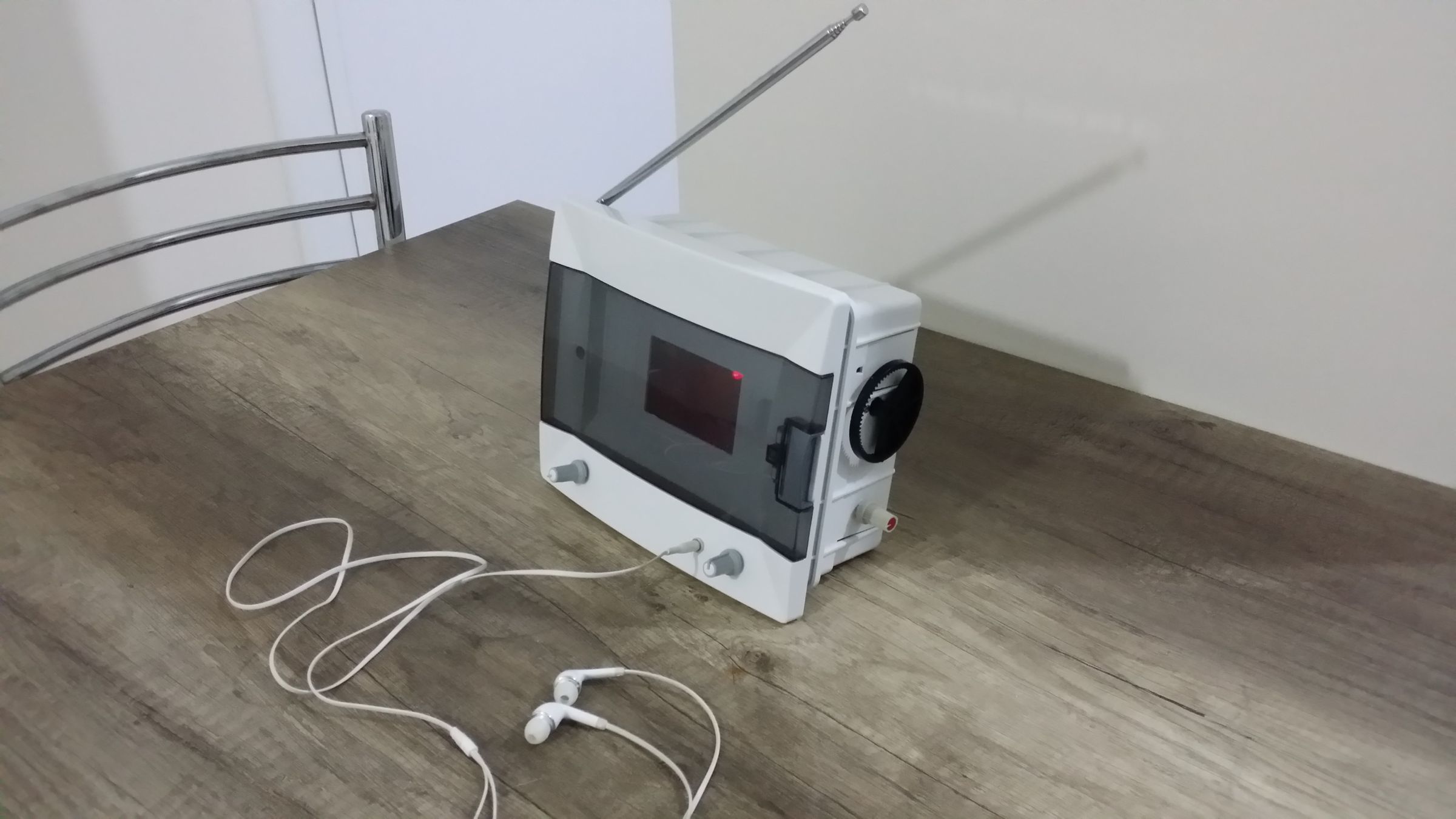 Simple FM Radio (Updated) : 6 Steps (with Pictures) - Instructables