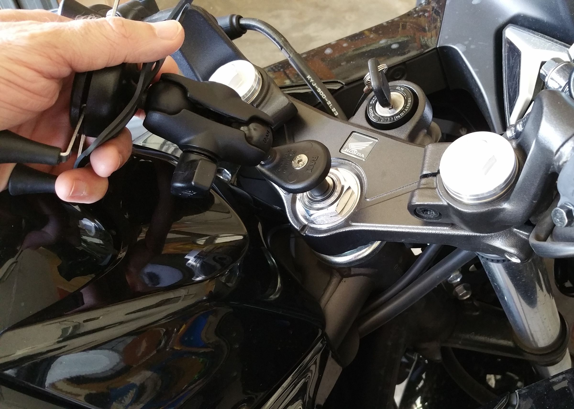 How to Install a RAM Phone Mount on a Motorcycle : 6 Steps (with ...