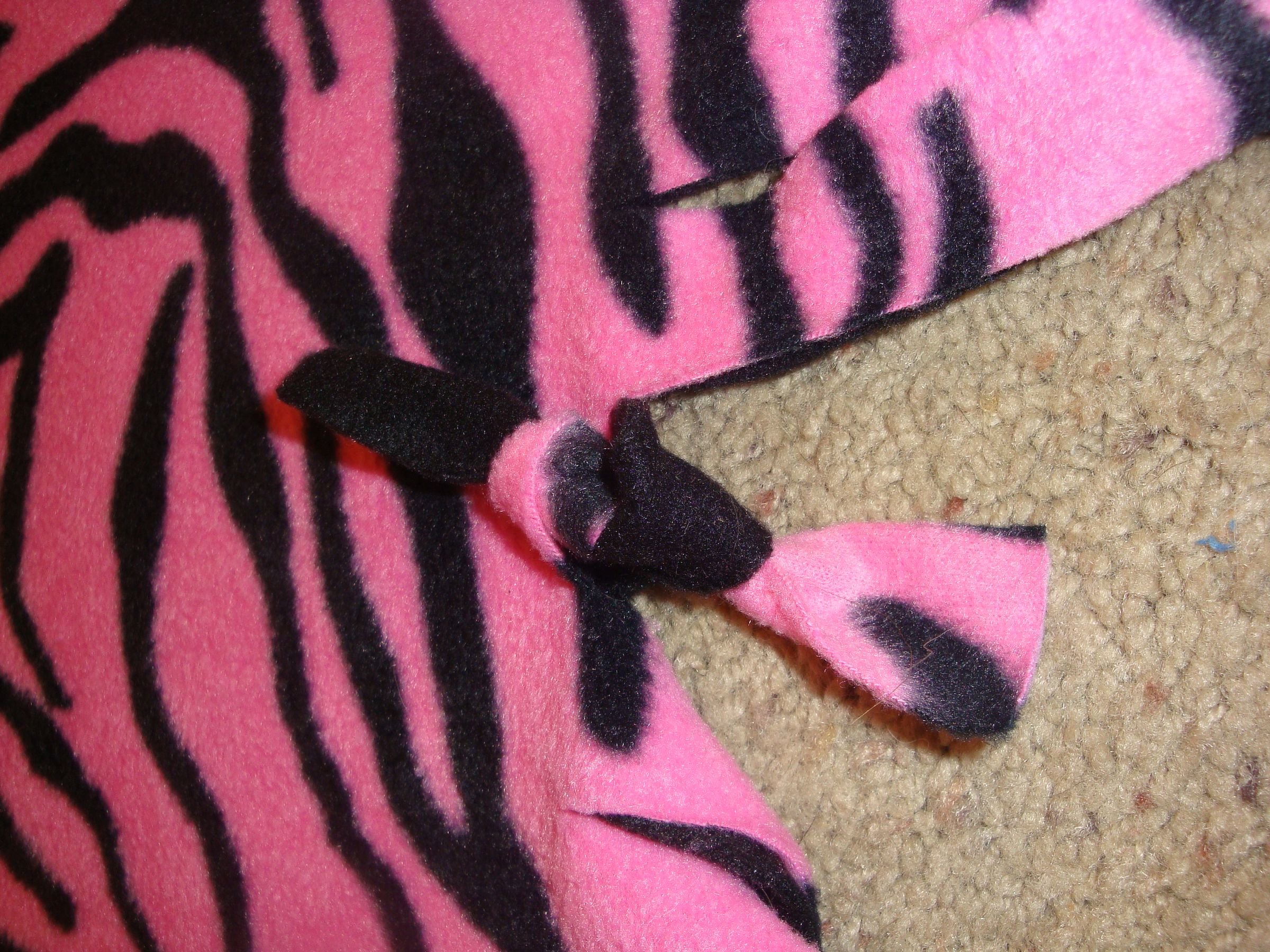 Five Easy Steps to Creating a No Sew Fleece Blanket : 5 Steps ...