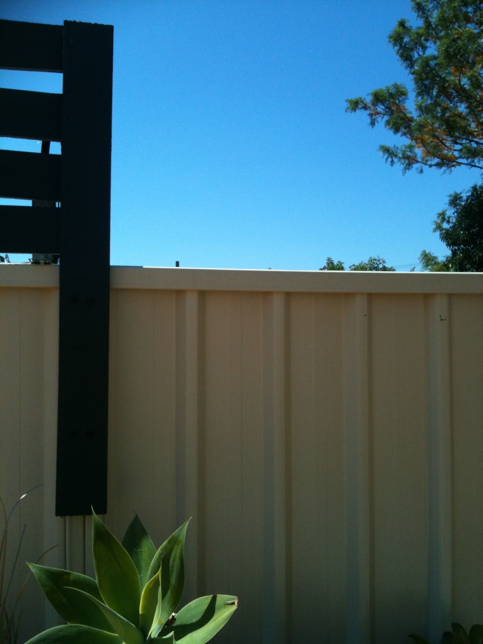 Wood Privacy Screen to Attach to Colourbond Fence : 5 Steps - Instructables