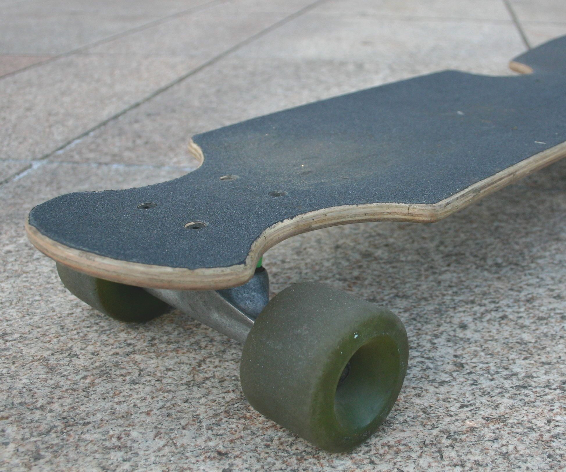 Make a Mini-cruiser Board From an Old Skateboard : 8 Steps (with ...