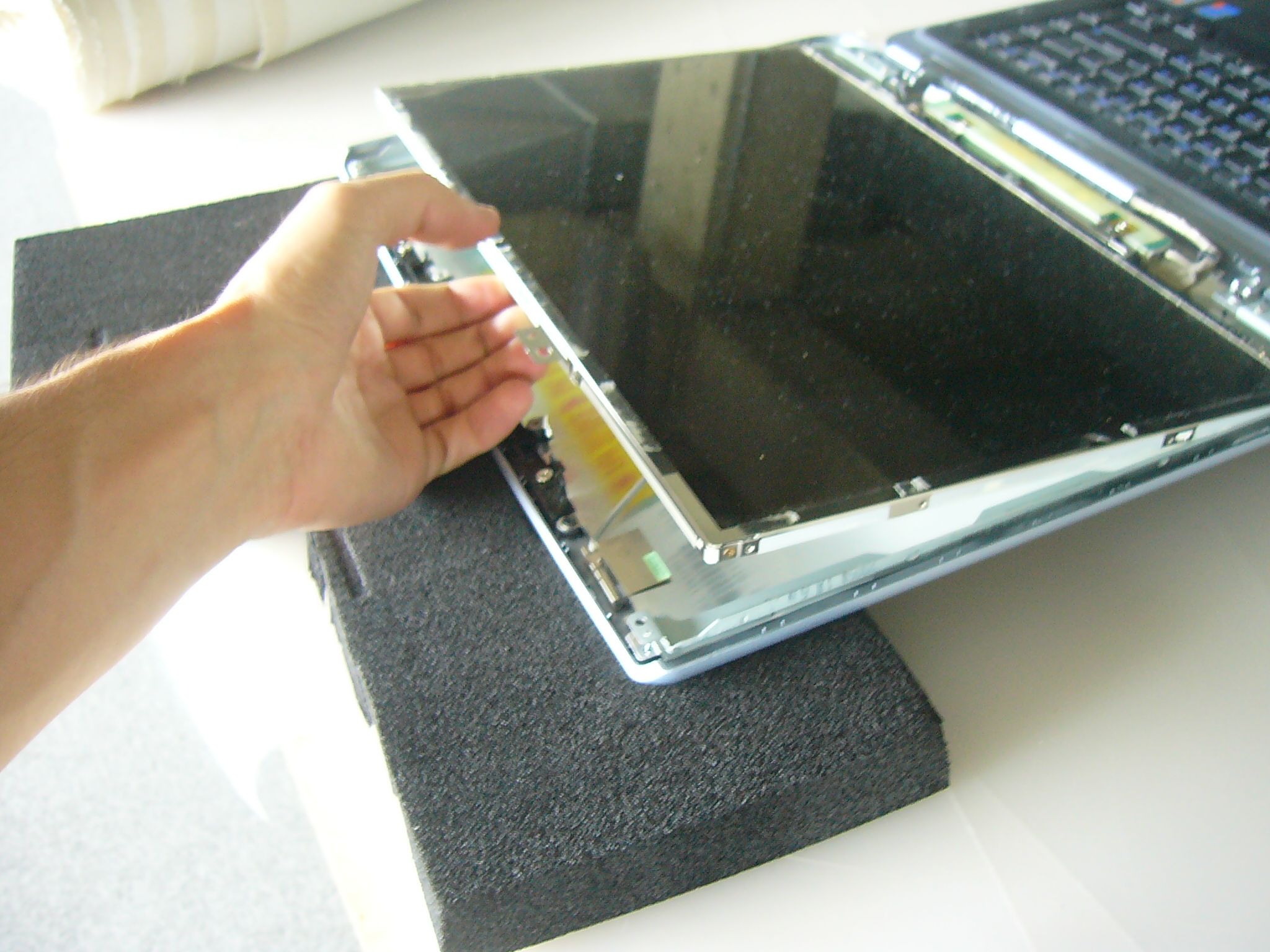 How to Take Apart a Laptop : 8 Steps - Instructables