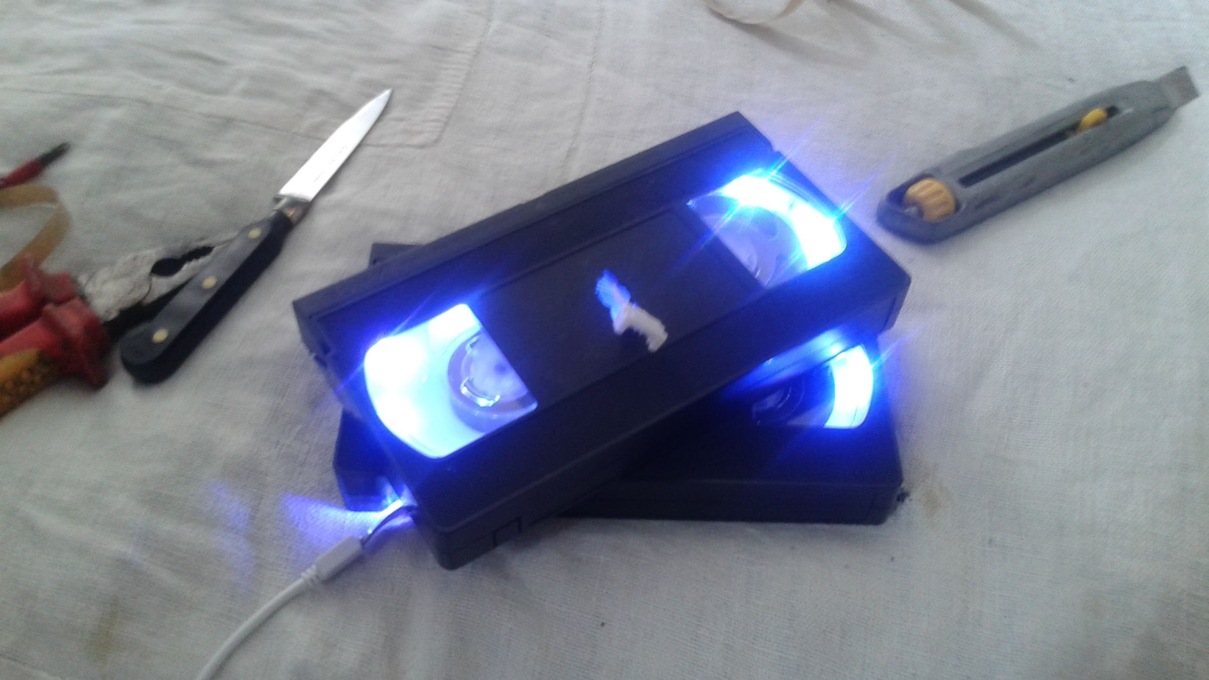 VHS DECORATION LAMP : 10 Steps (with Pictures) - Instructables