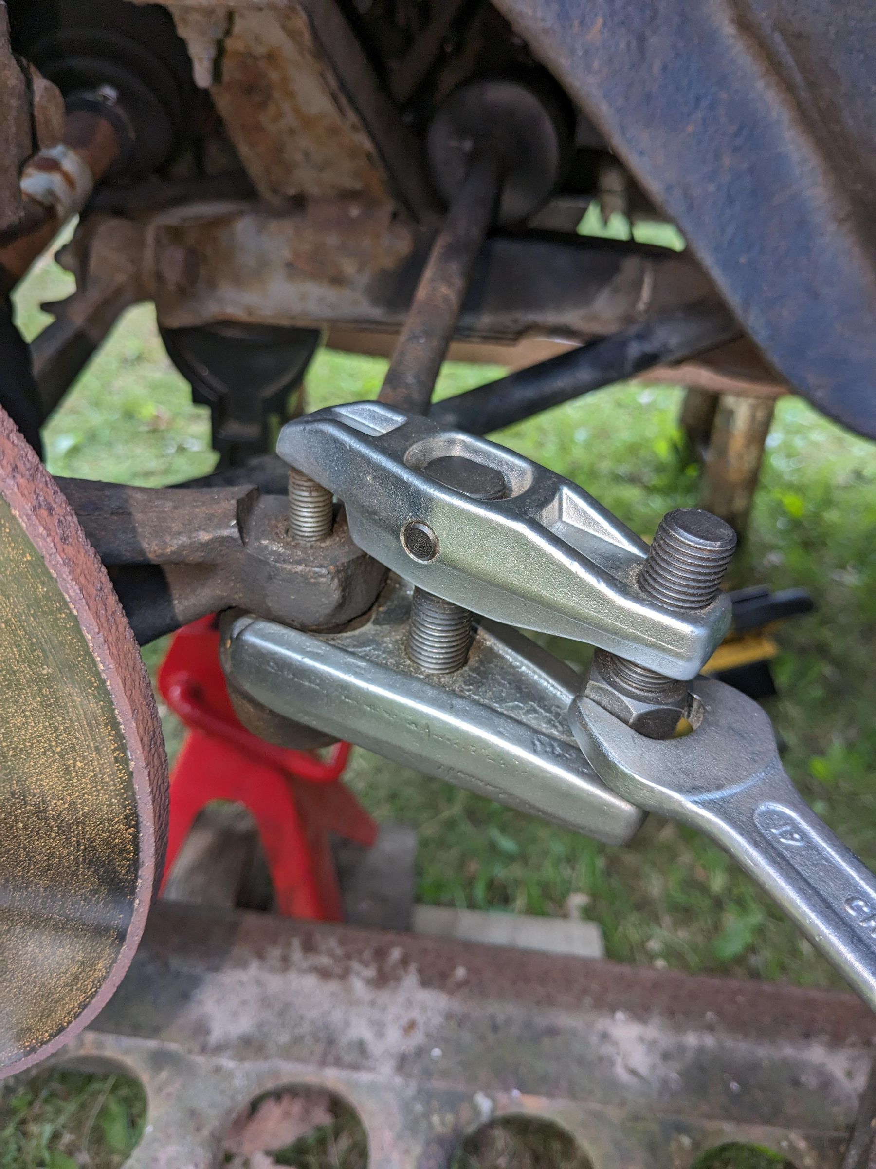 Replacing Steering Rack Boots on a Peugeot 205 : 5 Steps (with Pictures ...